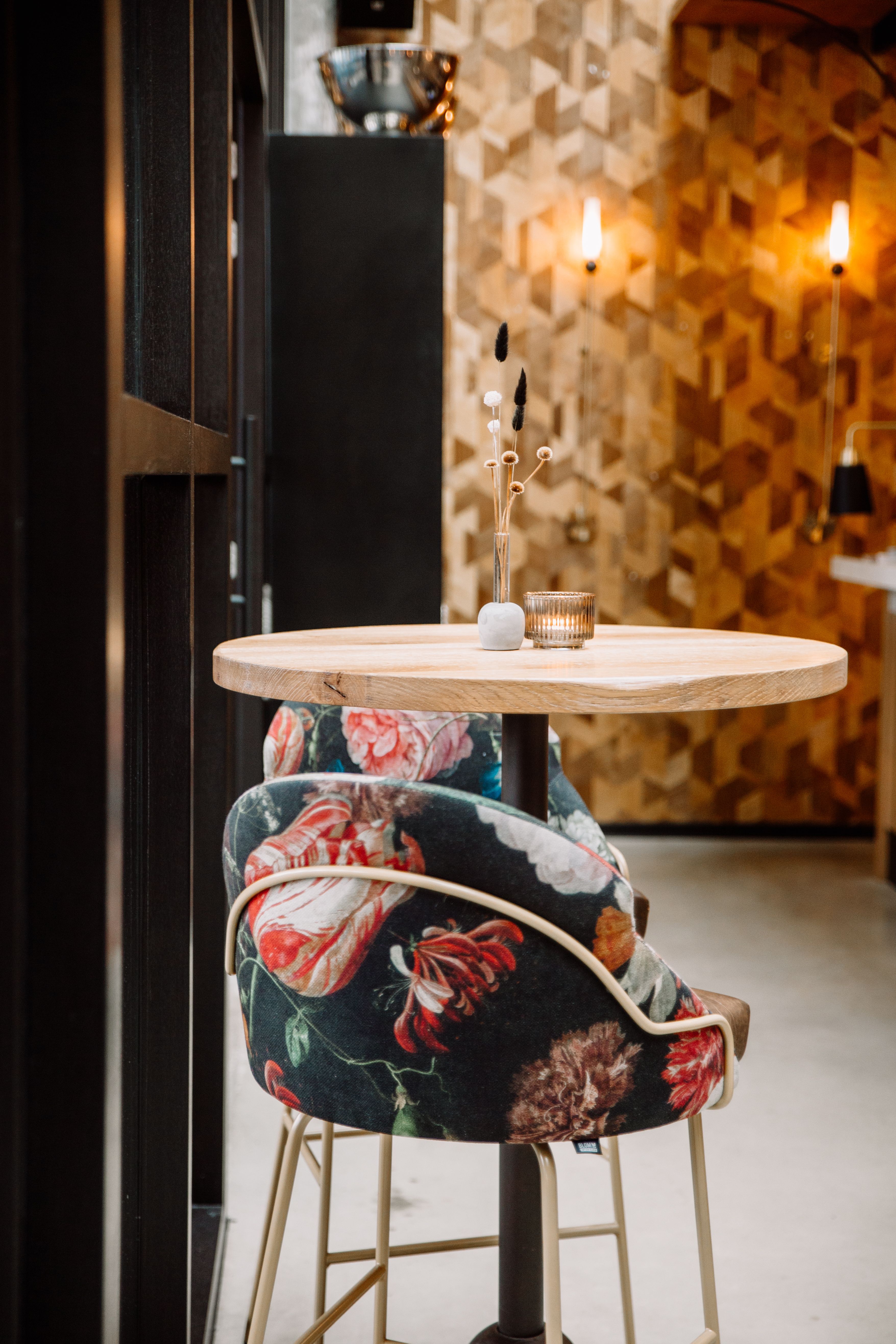 Chaise Et Table En Bois Modernes Dans Un Restaurant Ensoleillé · Photo ...