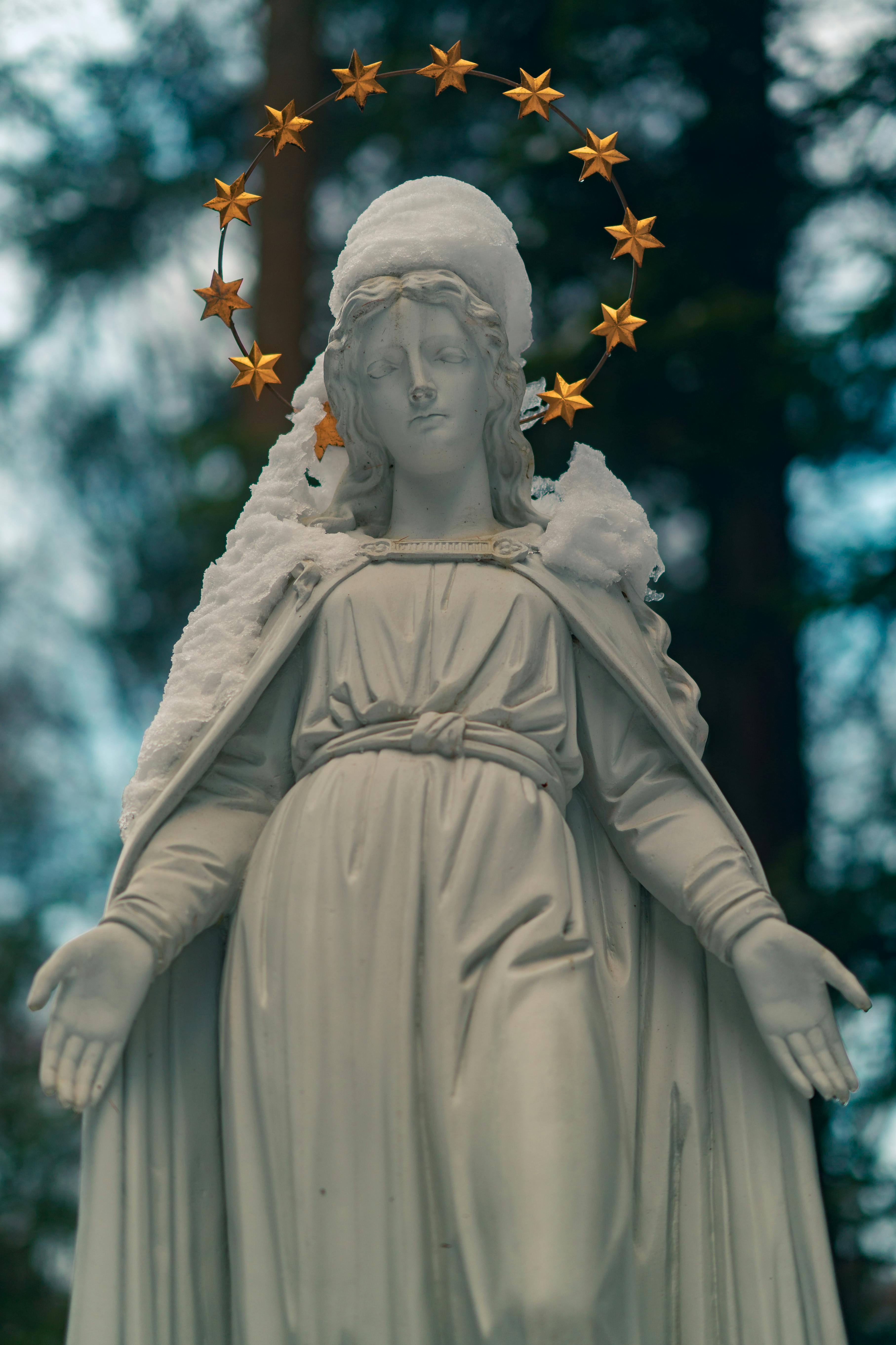 Snow-covered Sculpture of the Virgin Mary · Free Stock Photo