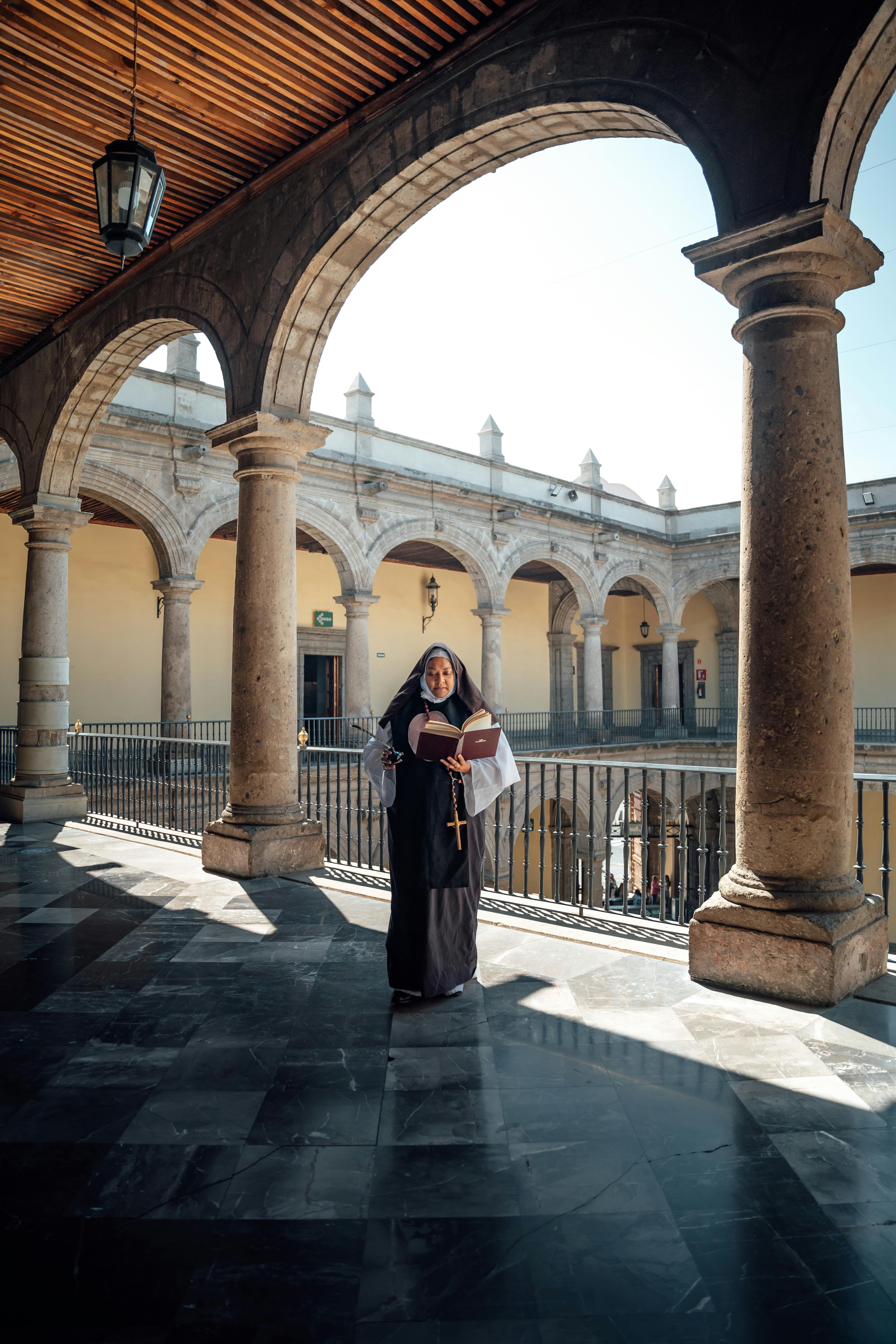 Nun in UNAM School of Medicine Museum · Free Stock Photo
