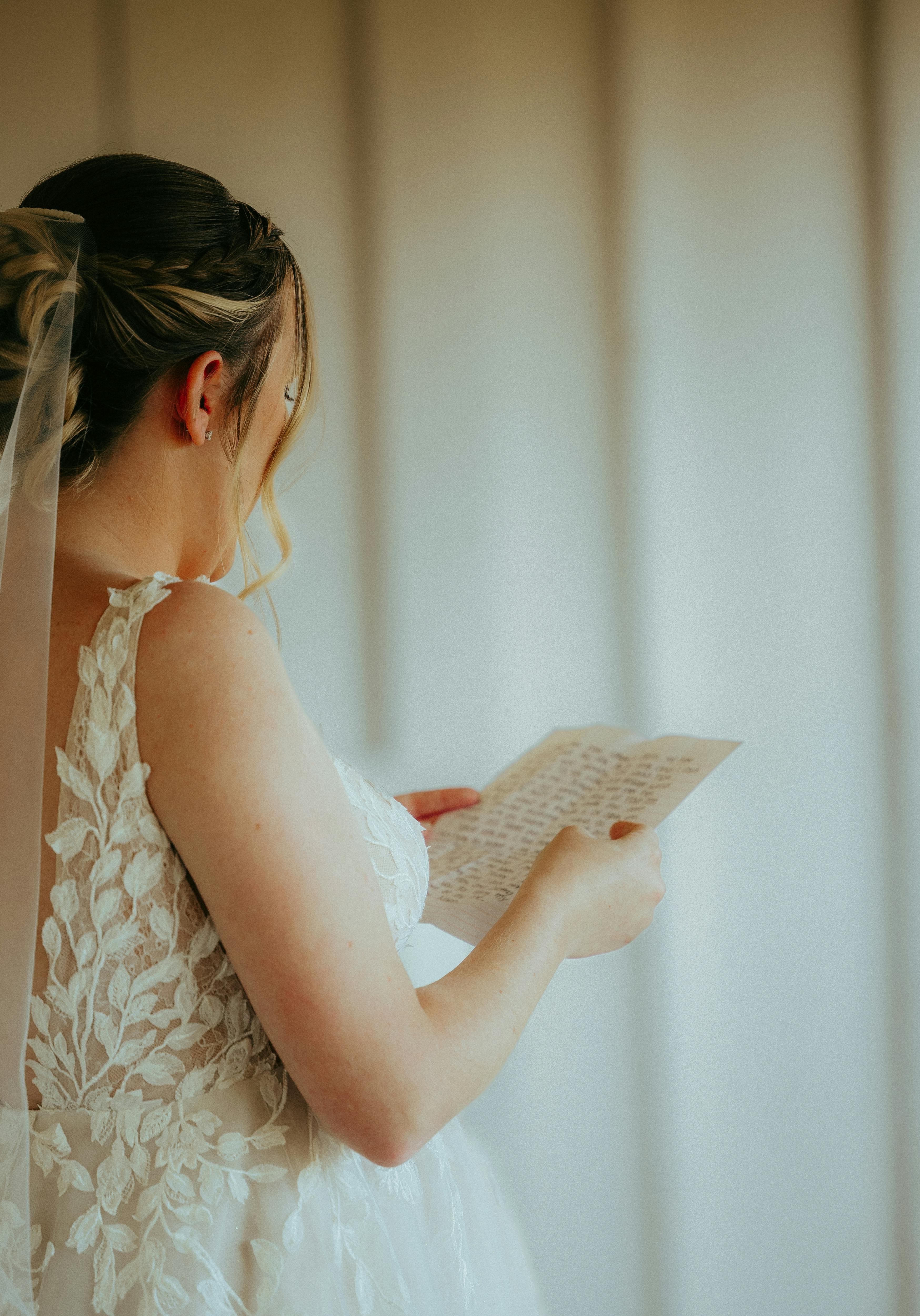 Bride Reading Vows · Free Stock Photo