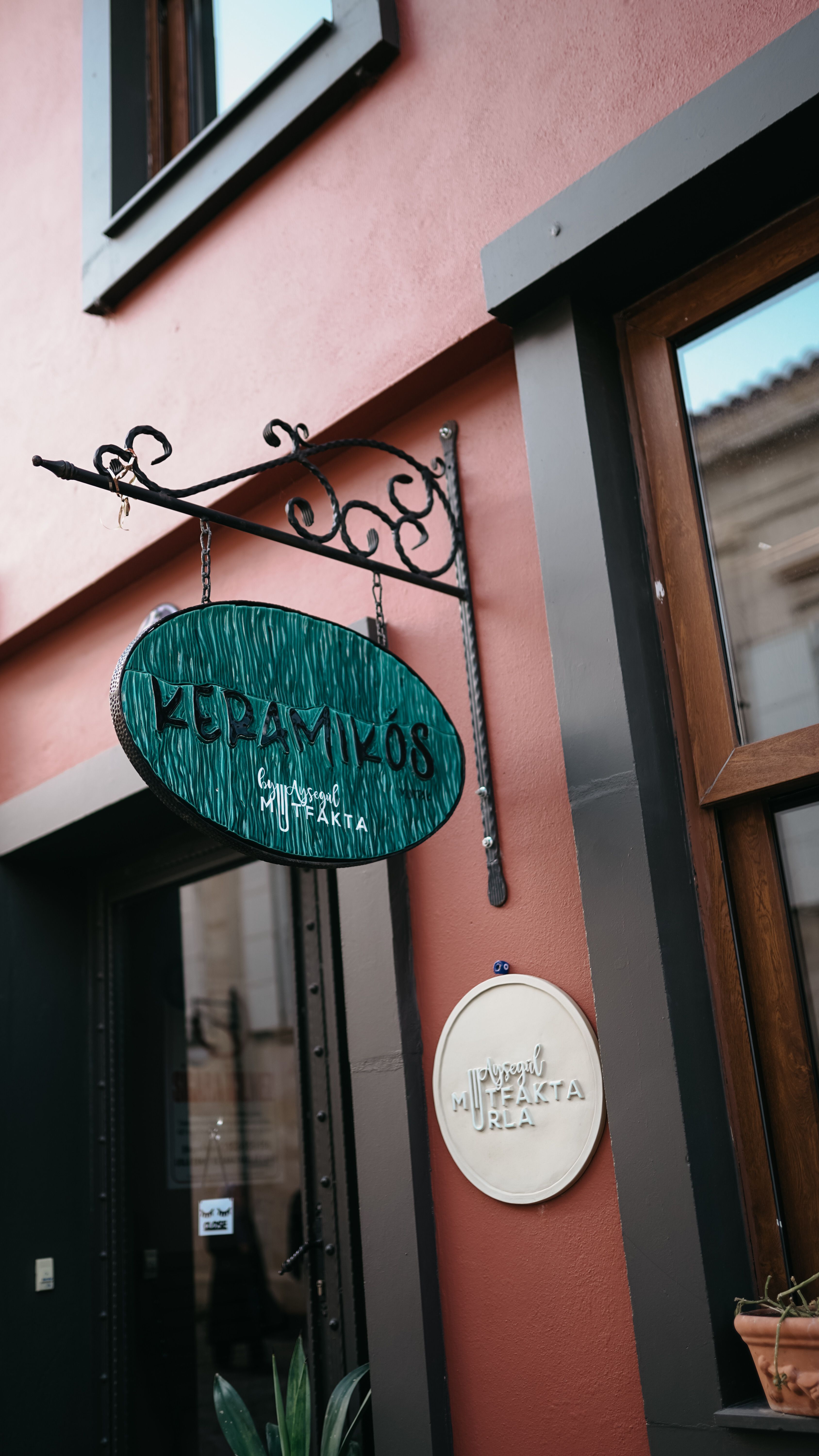 A sign for a restaurant on the side of a building · Free Stock Photo