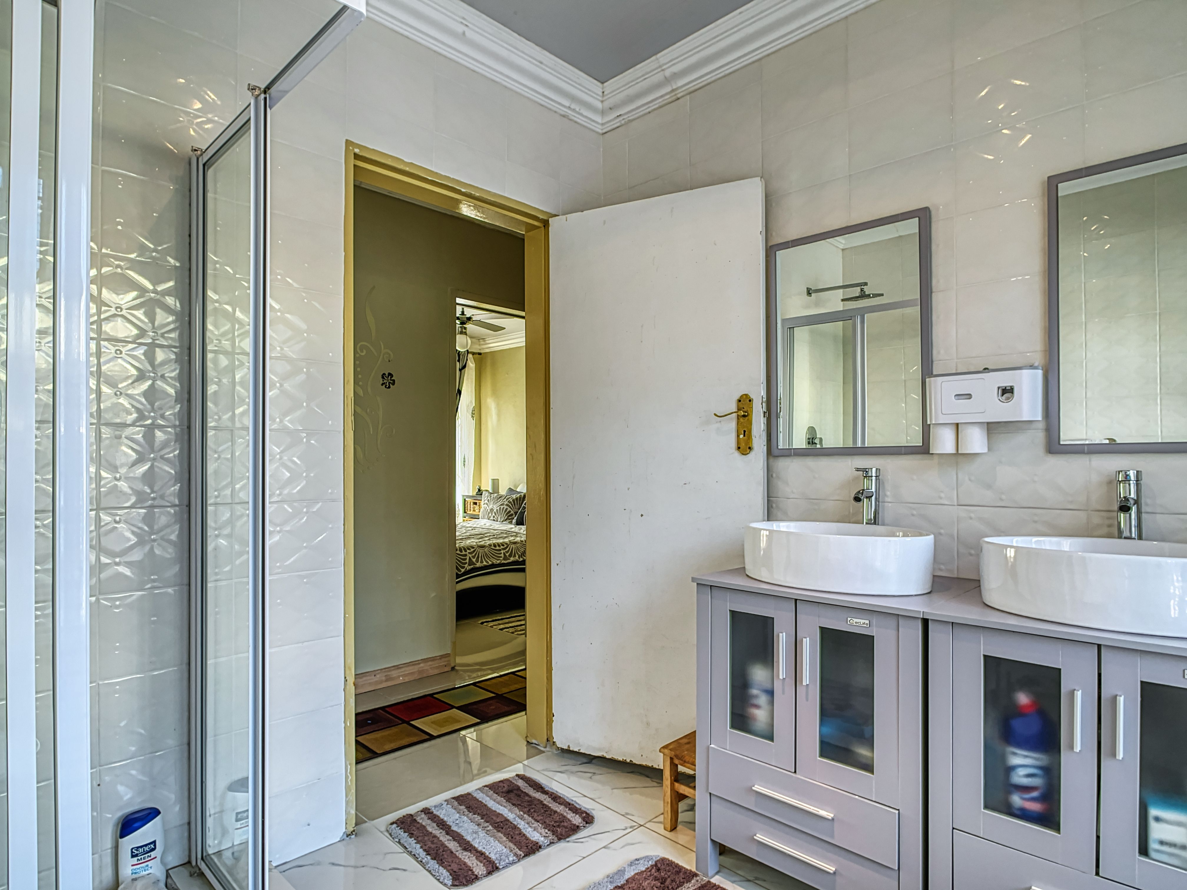 Interior of Bathroom in House · Free Stock Photo