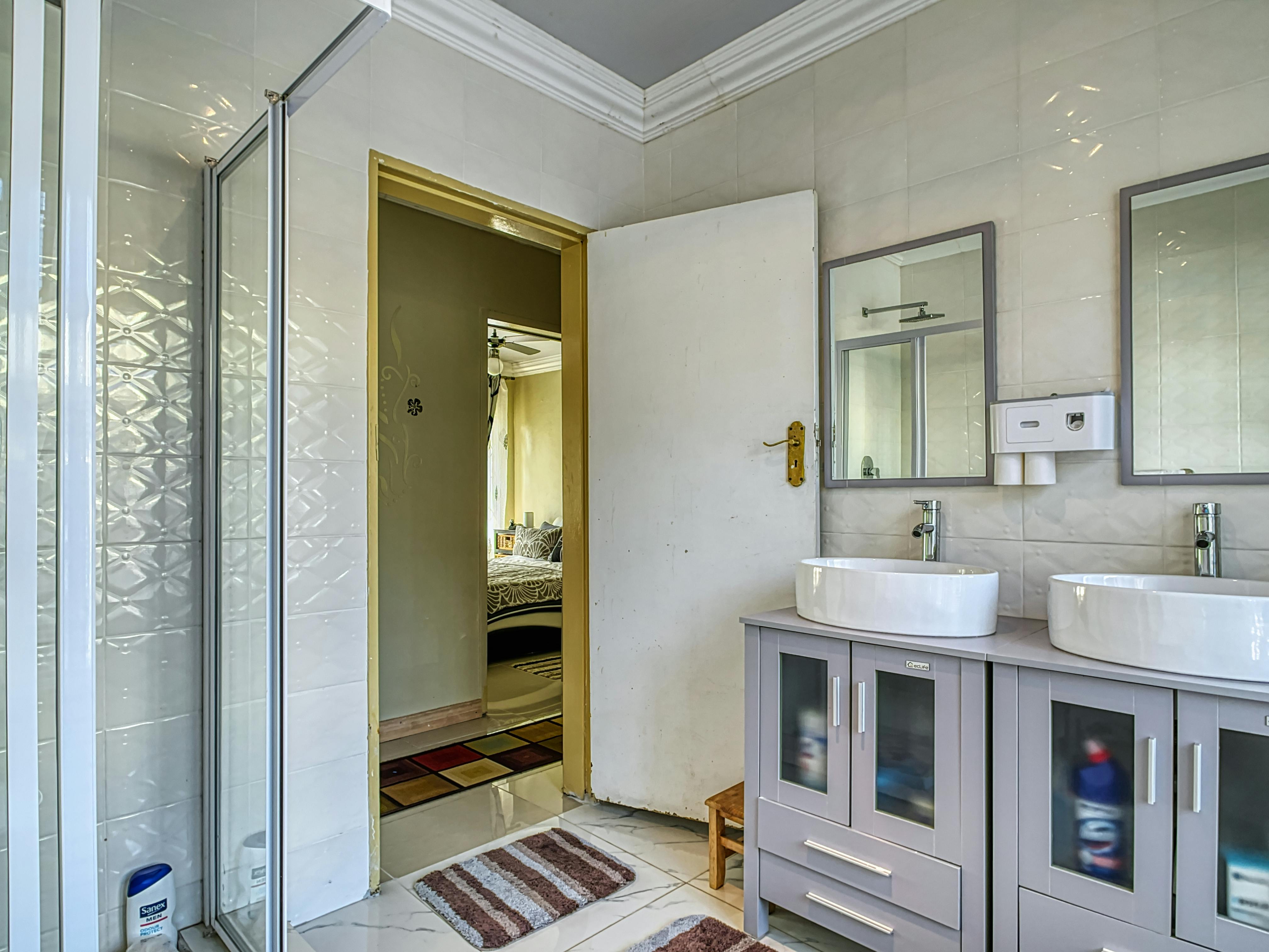 Interior of Bathroom in House · Free Stock Photo