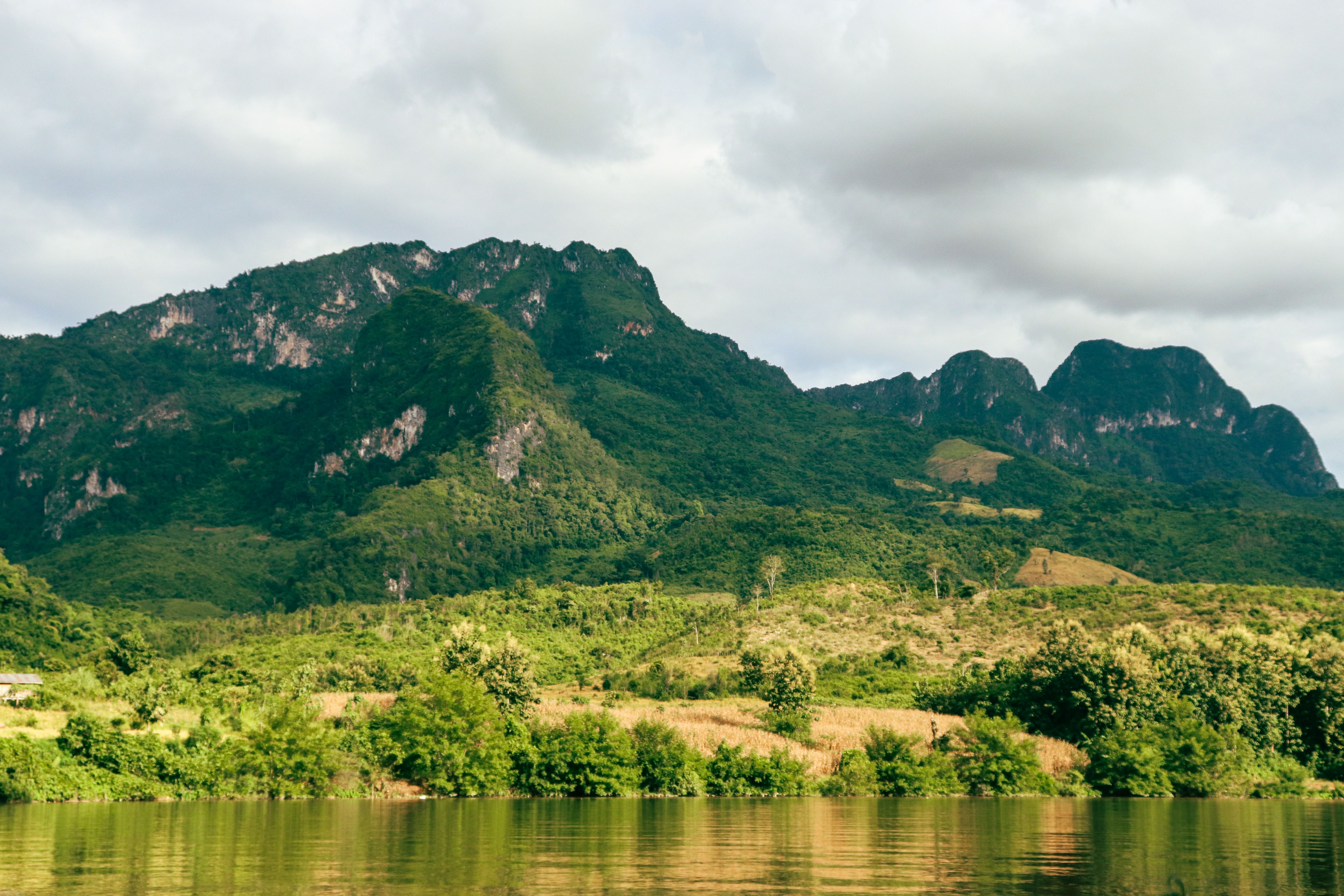 Foto de stock gratuita sobre agua, cerros, césped, cielo, corriente ...