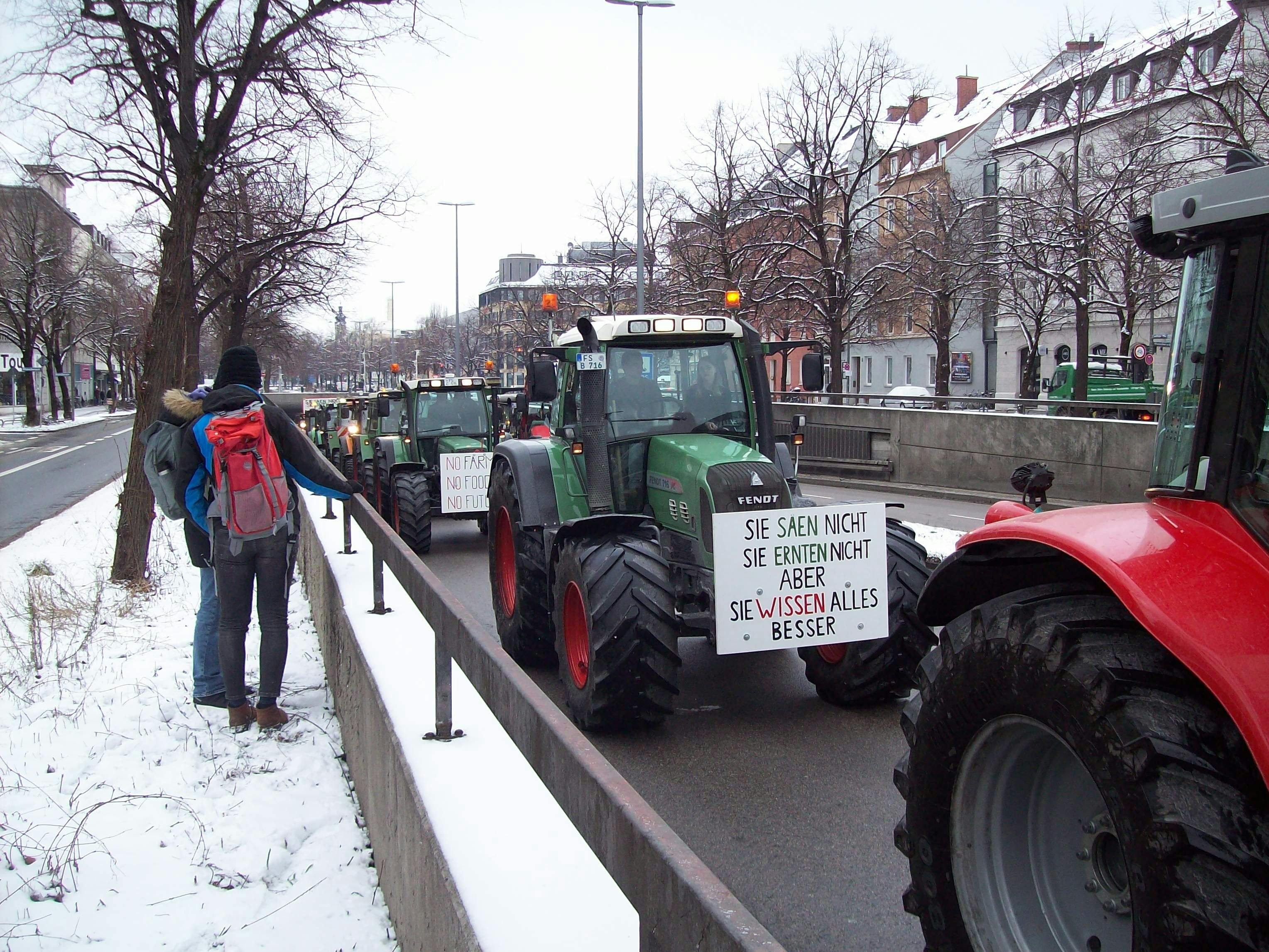 ampel demo mit Traktoren in Müchen · Free Stock Photo