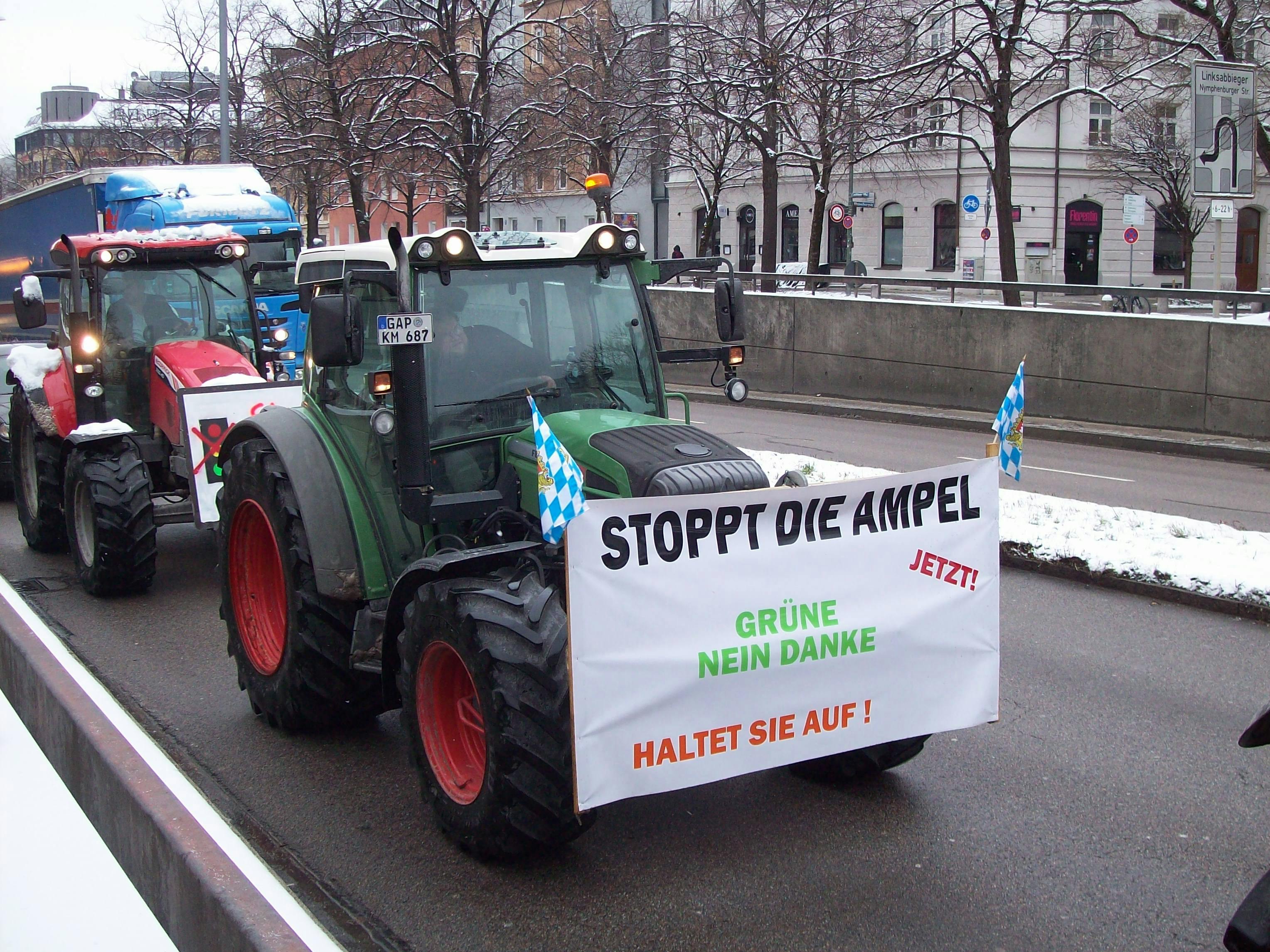 ampel demo mit Traktoren in Müchen · Free Stock Photo
