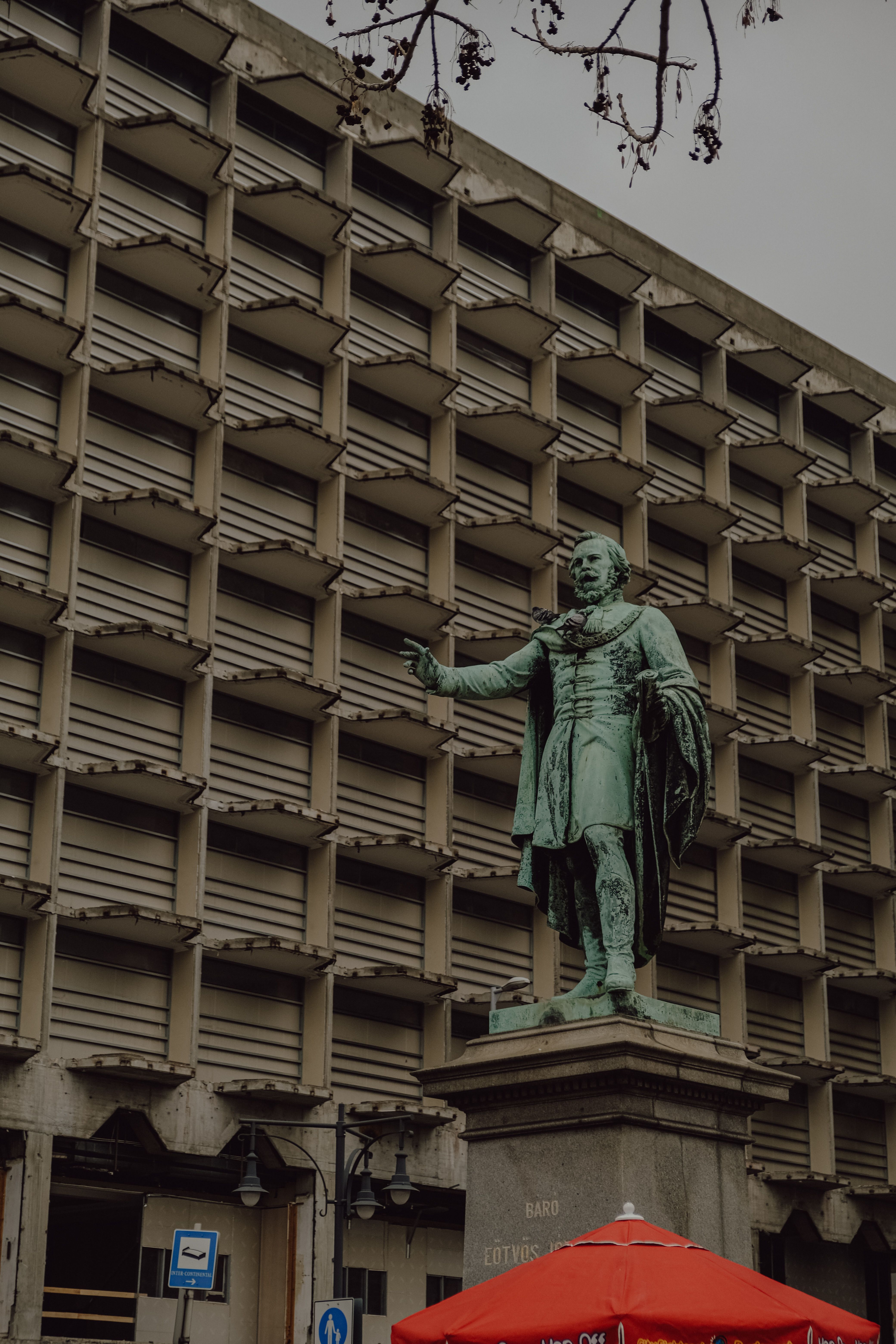 A statue of a man in front of a building · Free Stock Photo