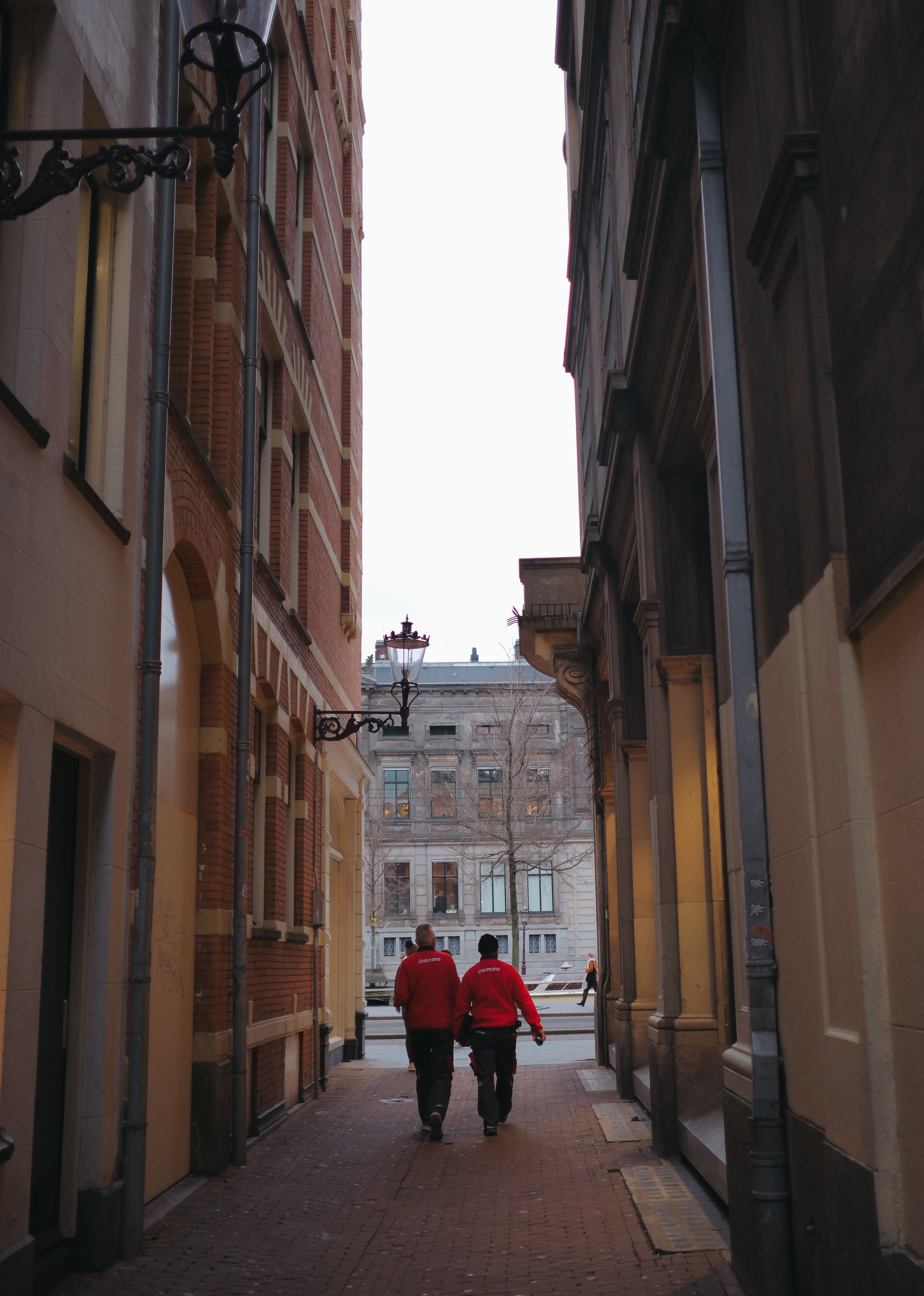 Back of Two People Exiting an Alley · Free Stock Photo