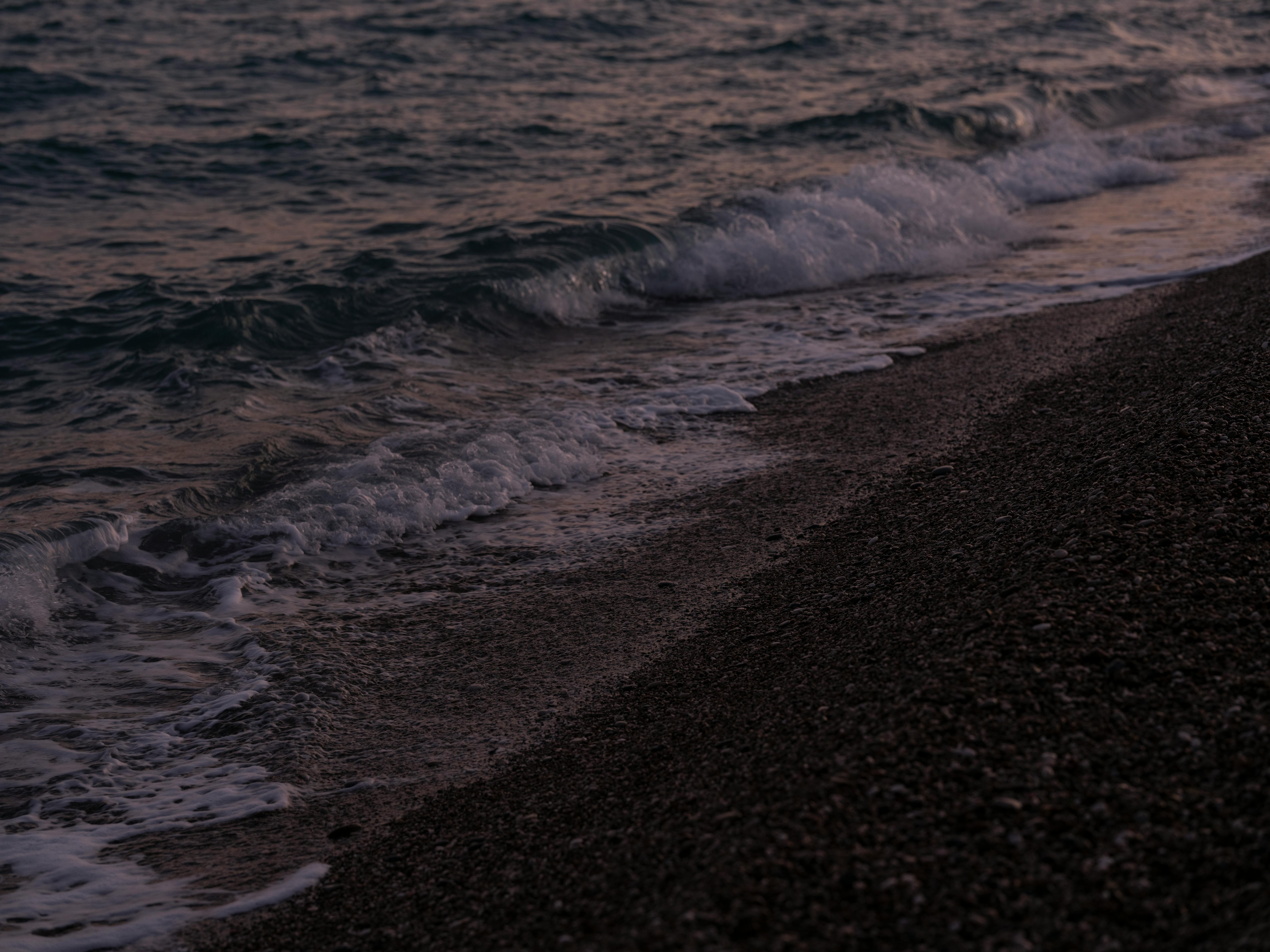 Close-up of Waves Washing Up the Beach at Dusk · Free Stock Photo