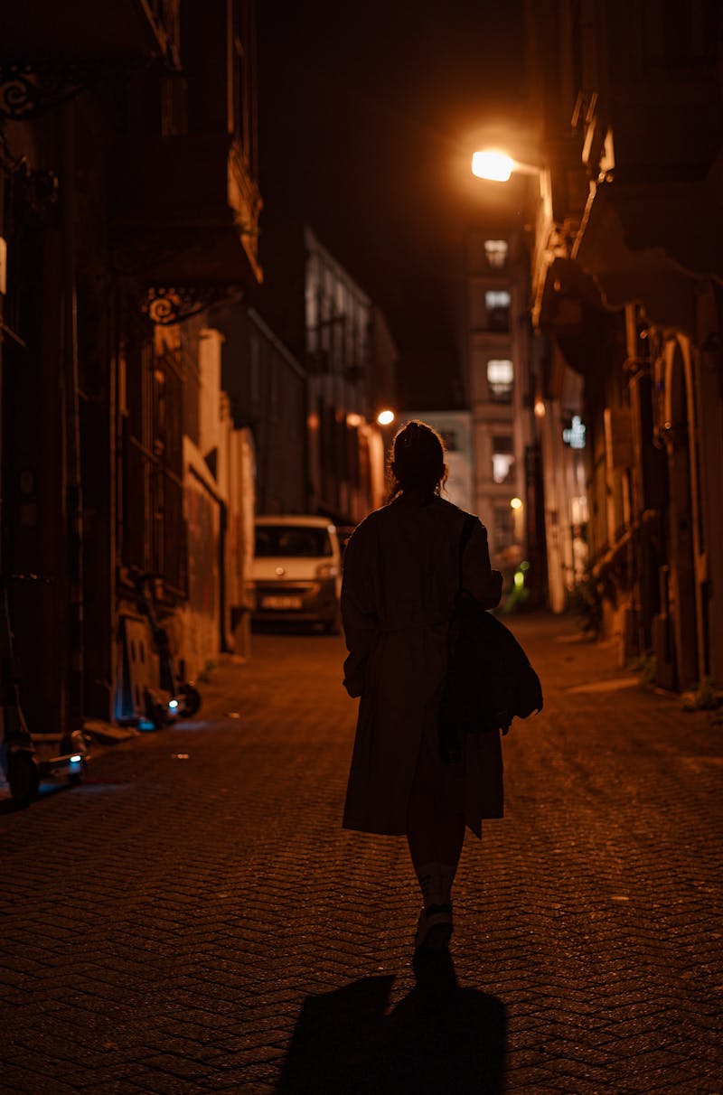 “Lonely Street At Night” Or “Sad Woman Walking Photos, Download The ...