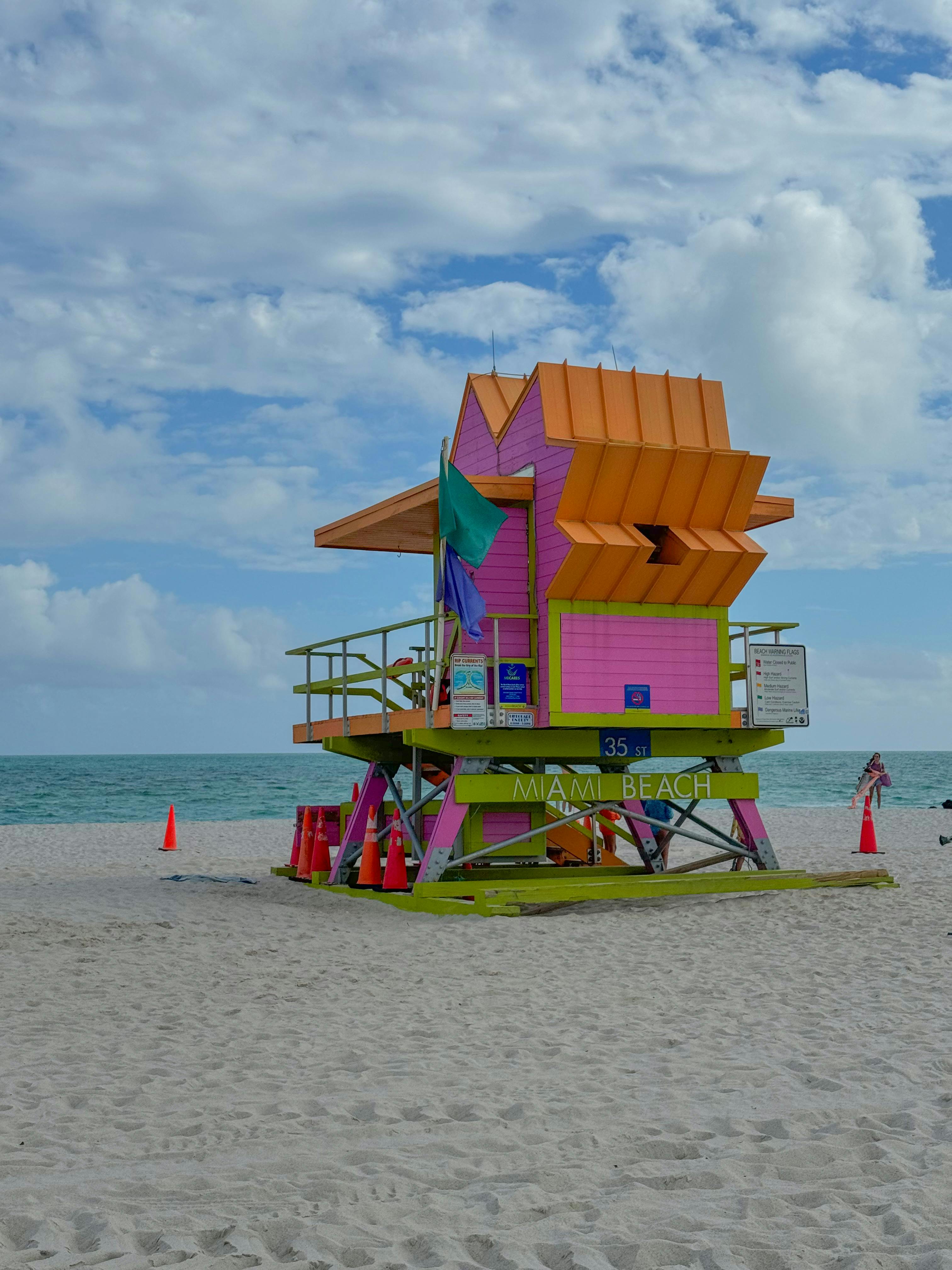 Lifeguard building on seashore against sundown sky · Free Stock Photo