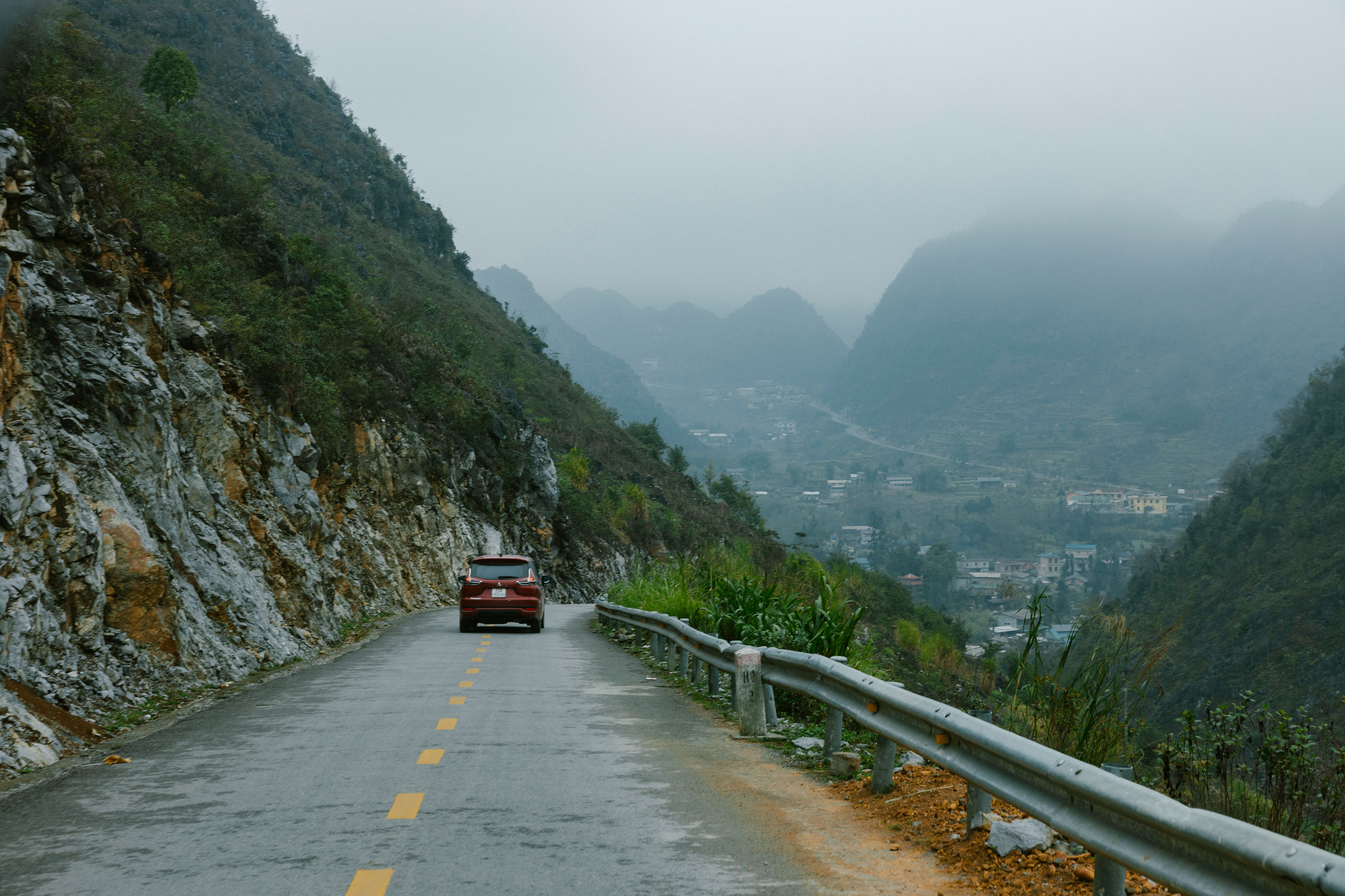 Road Between Mountains · Free Stock Photo