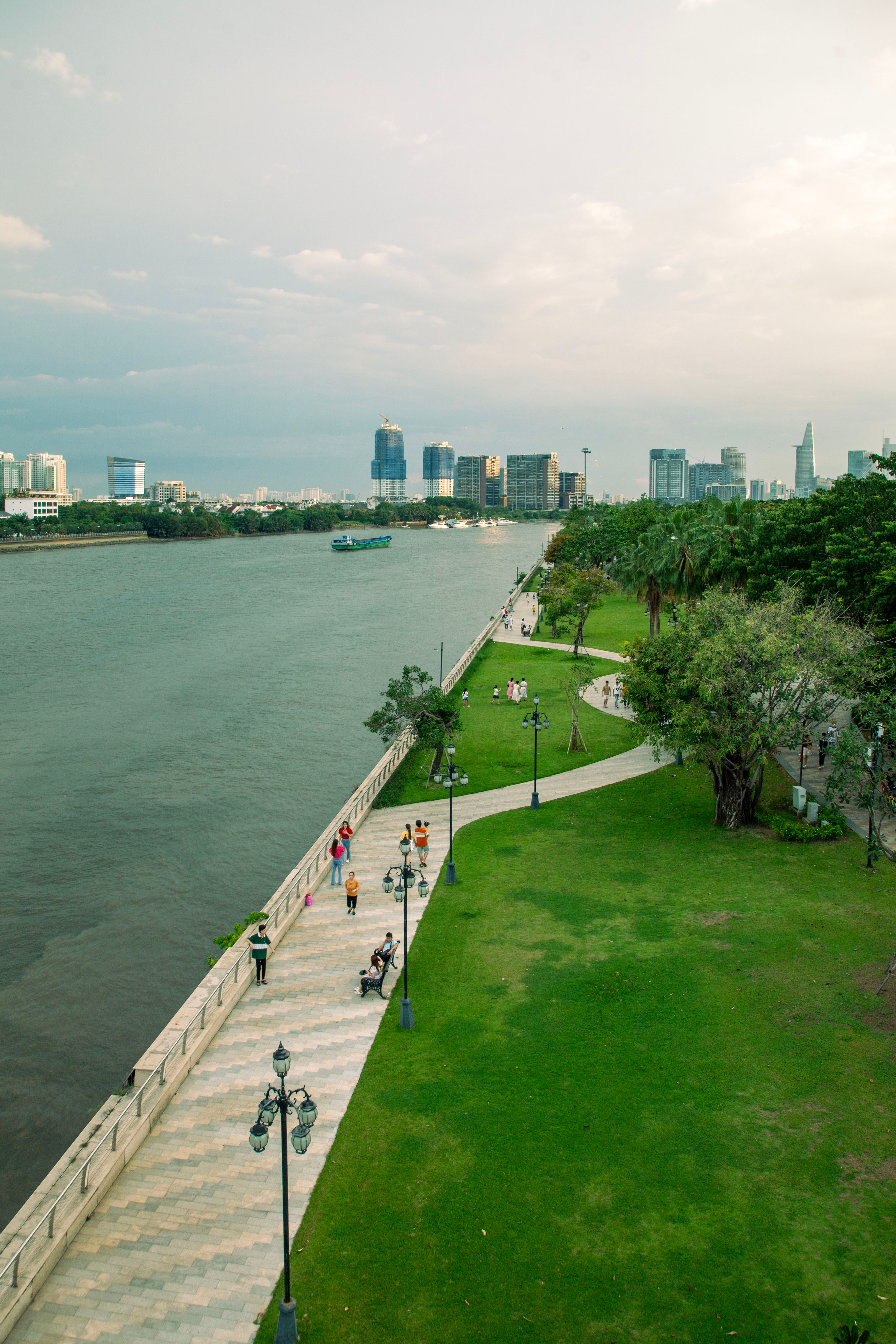 Promenade in a City · Free Stock Photo