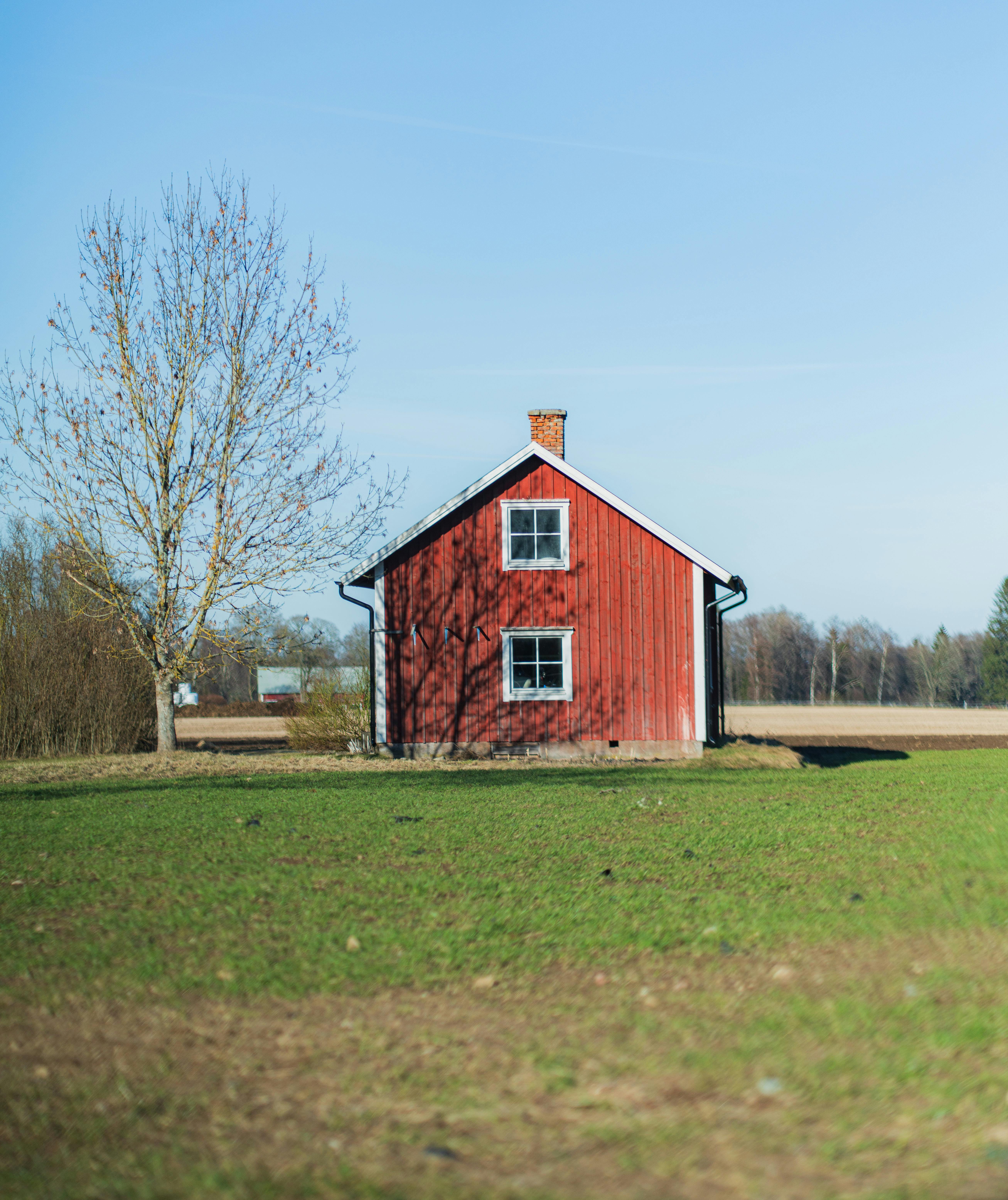 Red House in Countryside · Free Stock Photo