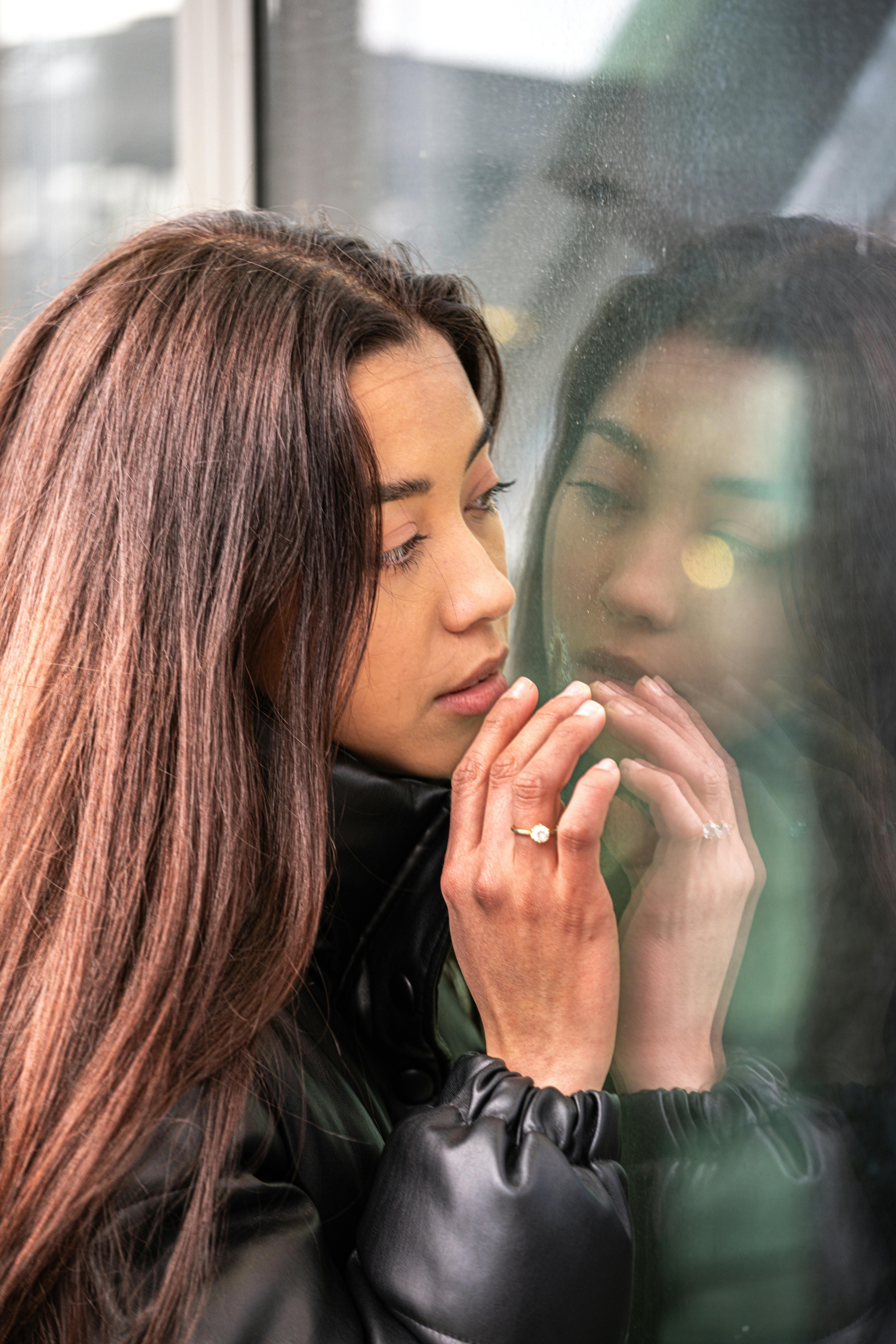 Mujer Reflexionando Sobre Una Ventana En Berlín · Foto de stock gratuita