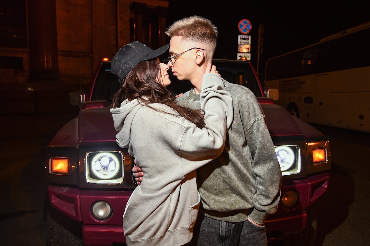 Teenagers Kissing Photos, Download The BEST Free Teenagers Kissing ...