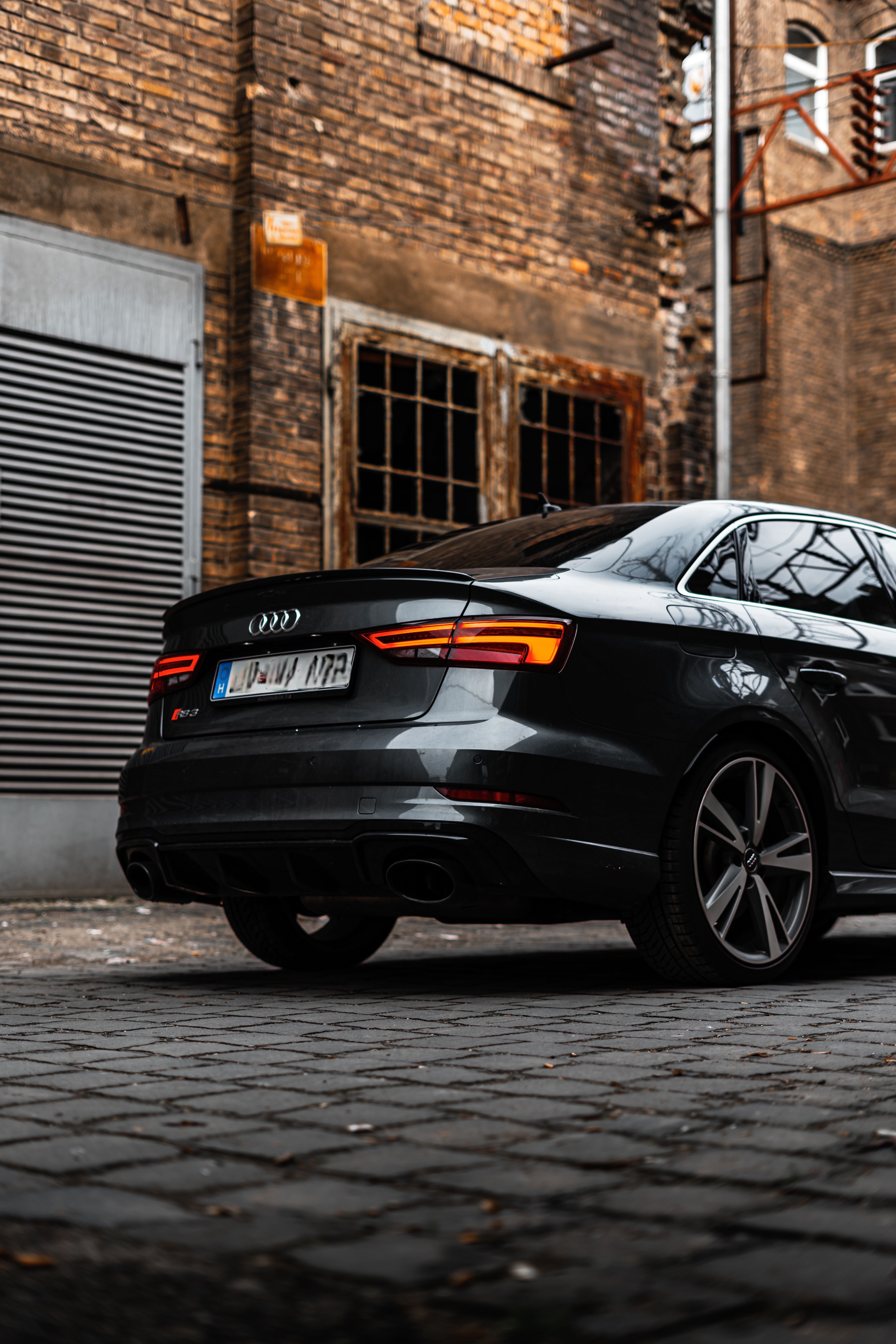 A Car in an Alley · Free Stock Photo