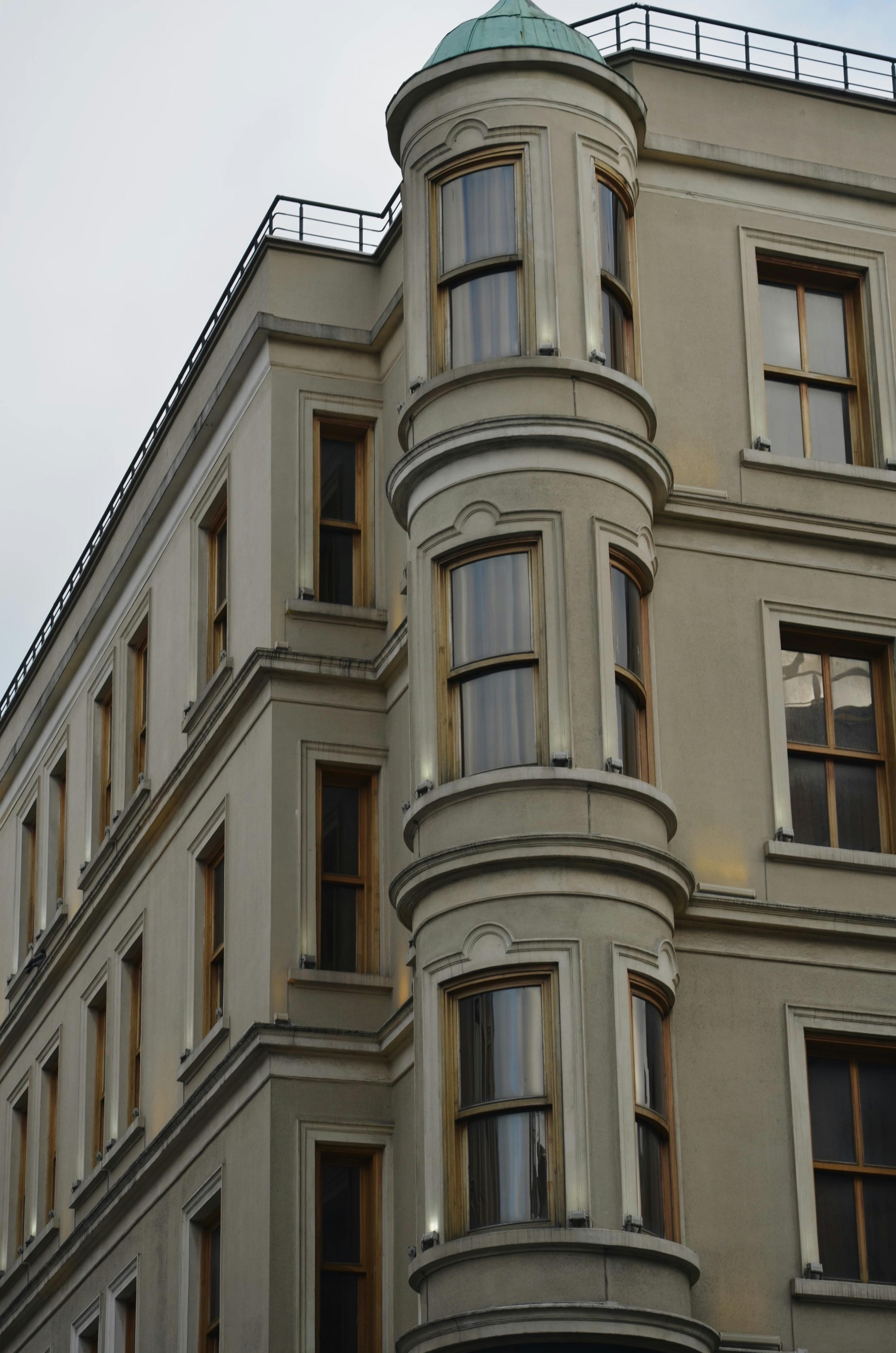Corner of Tenement House in City · Free Stock Photo