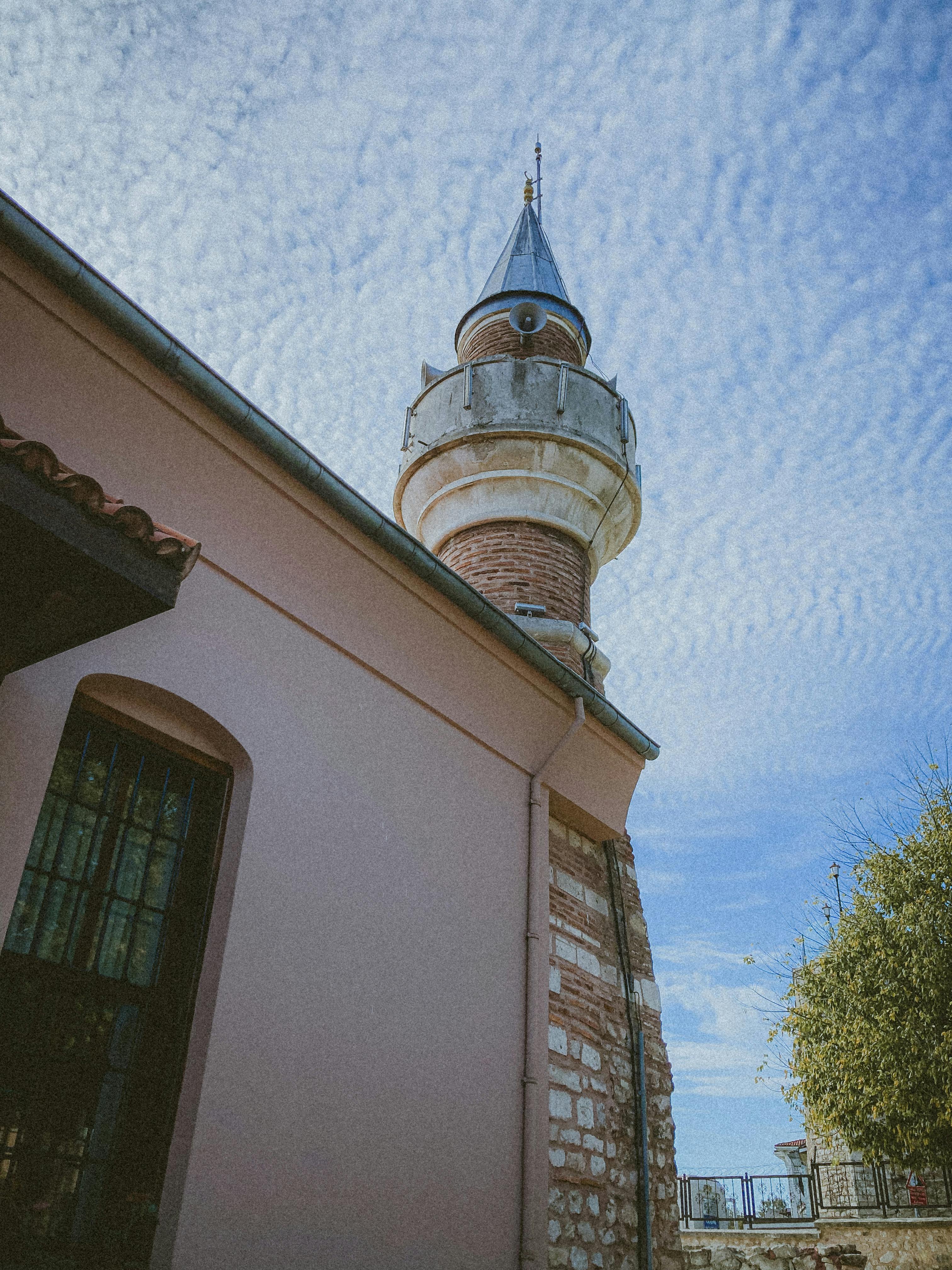 Mosque with Dome and Minaret · Free Stock Photo