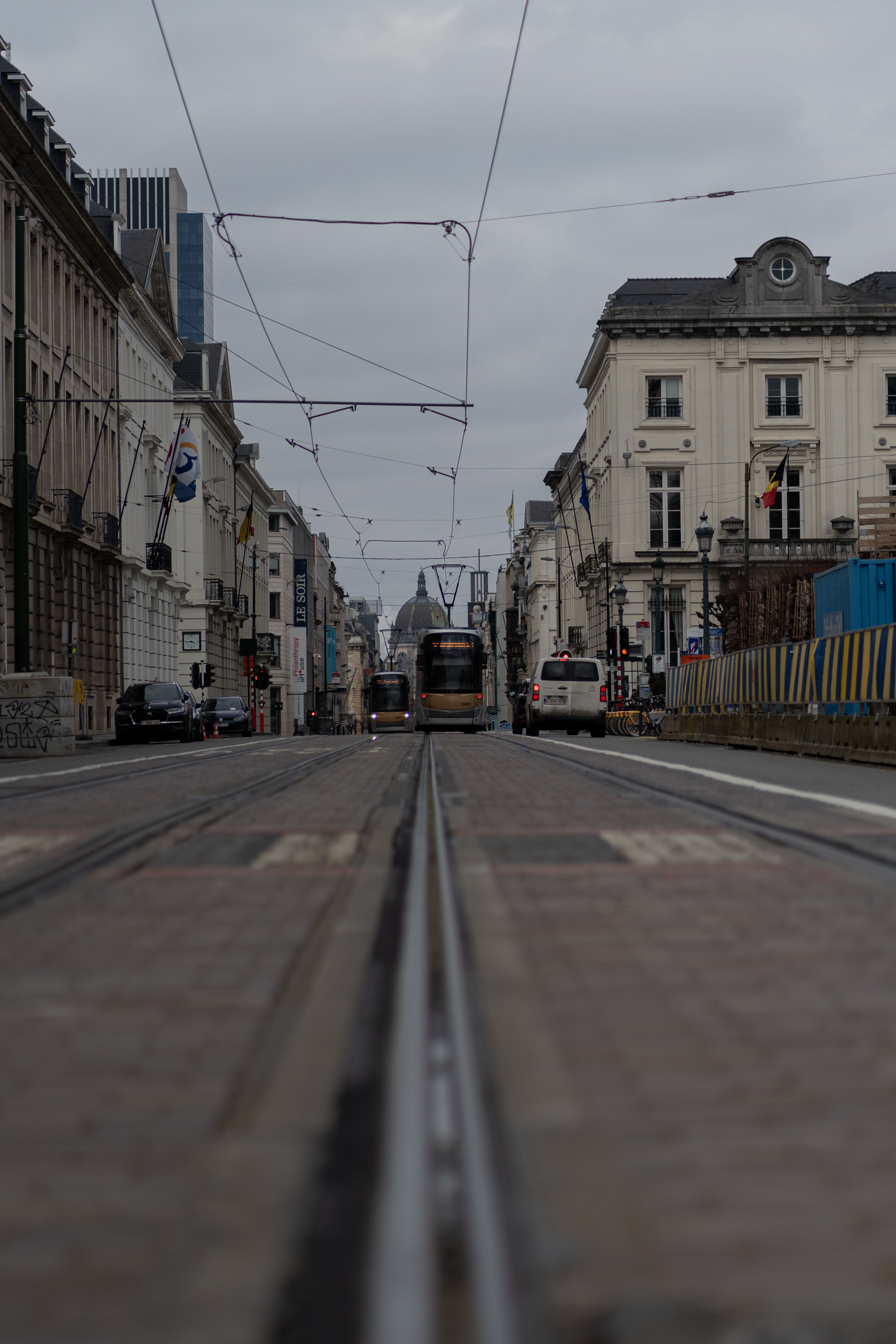 A train tracks going through a city street · Free Stock Photo