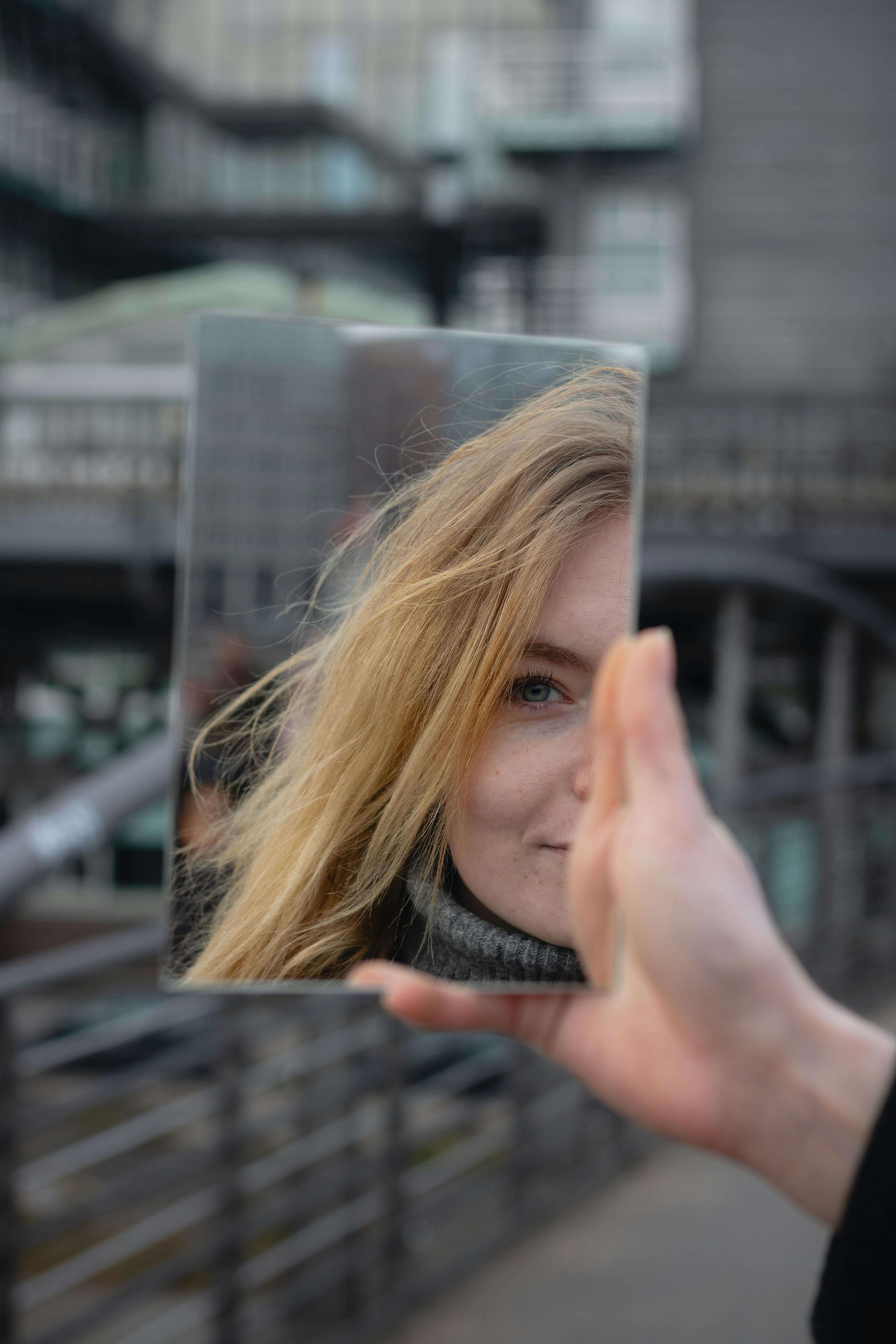 Aesthetic Girl Mirror Blur Photos, Download The BEST Free Aesthetic ...