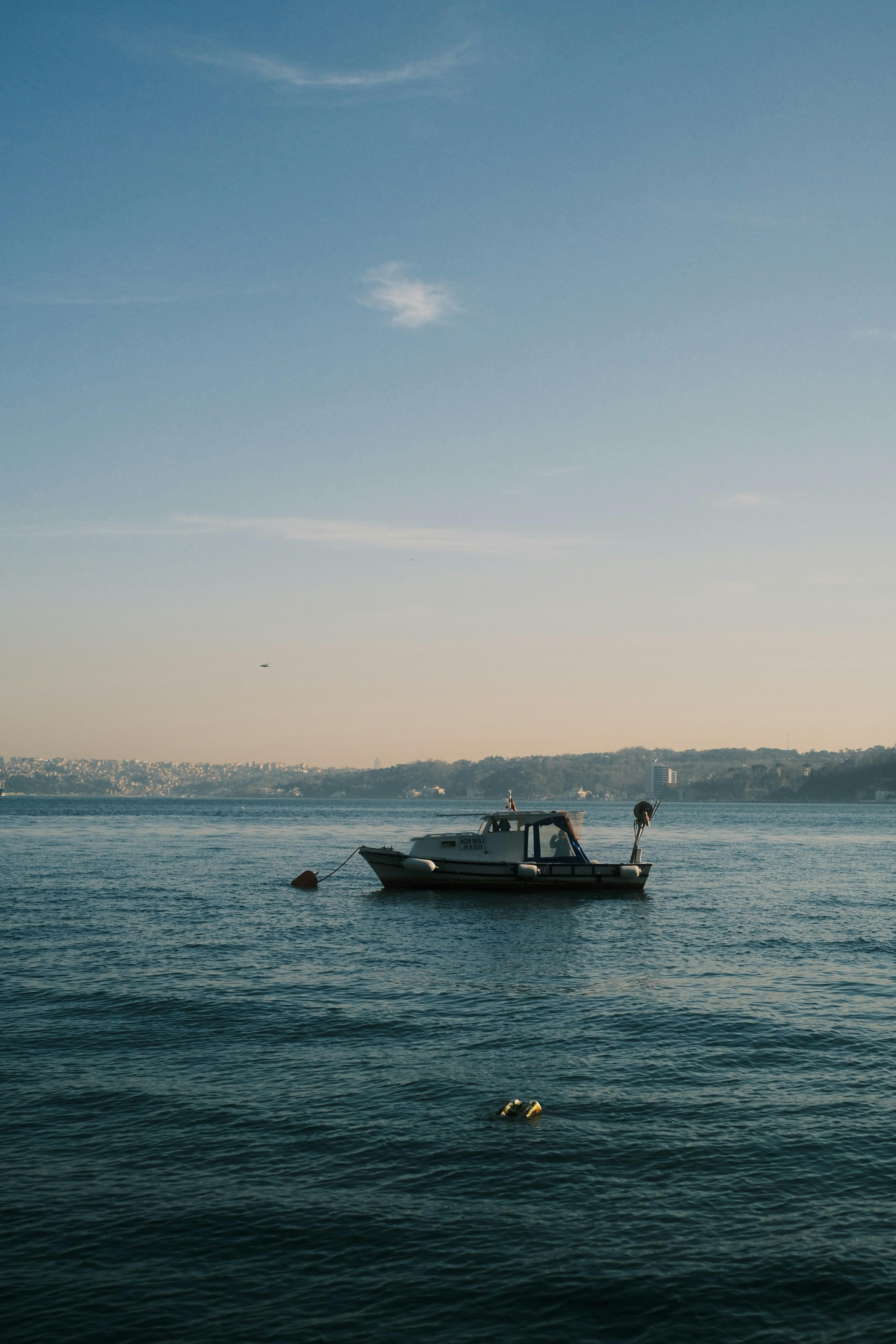Boat in Bay at Dawn · Free Stock Photo
