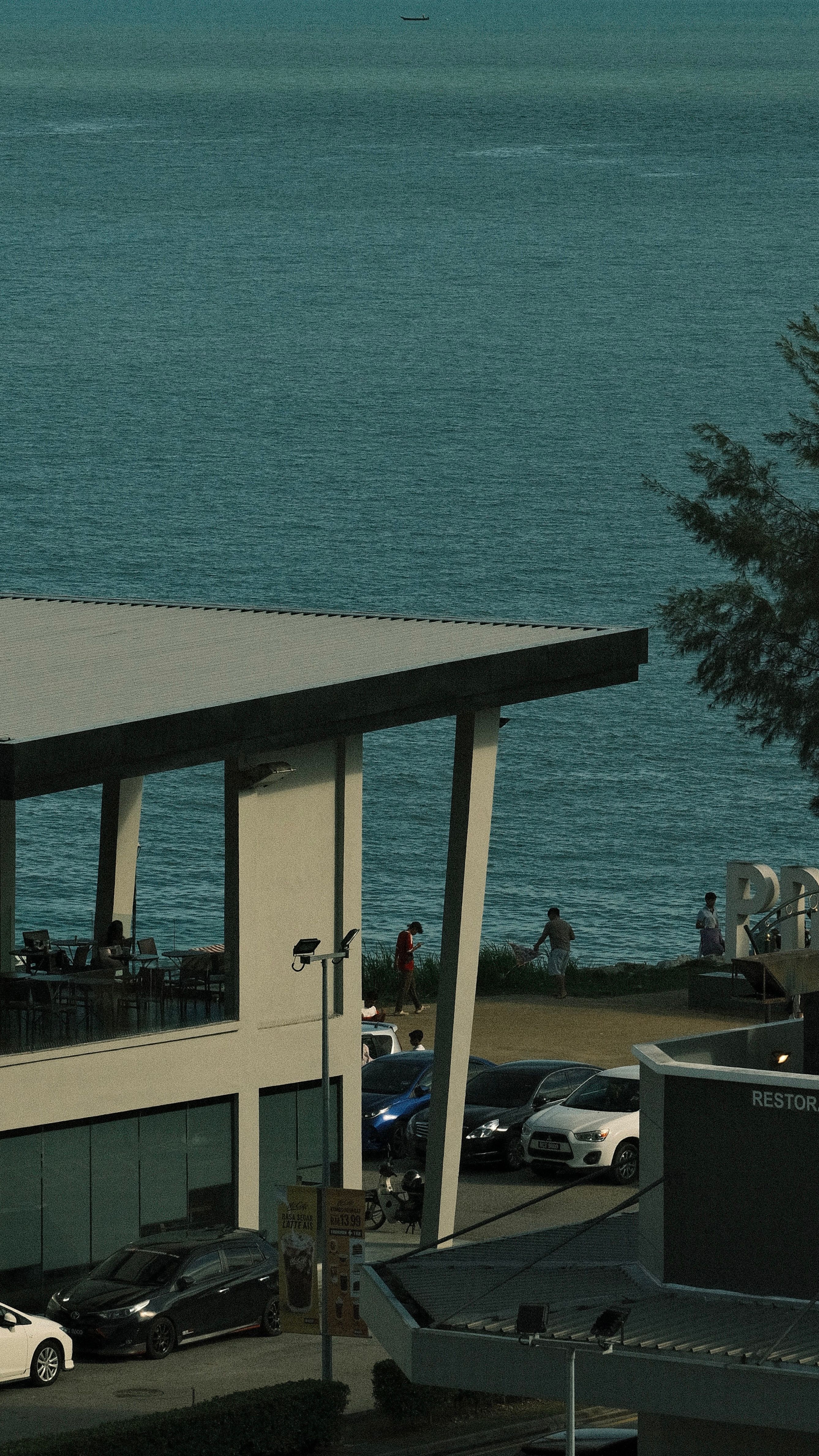 Building by the Sea Shore PD Waterfront at · Free Stock Photo