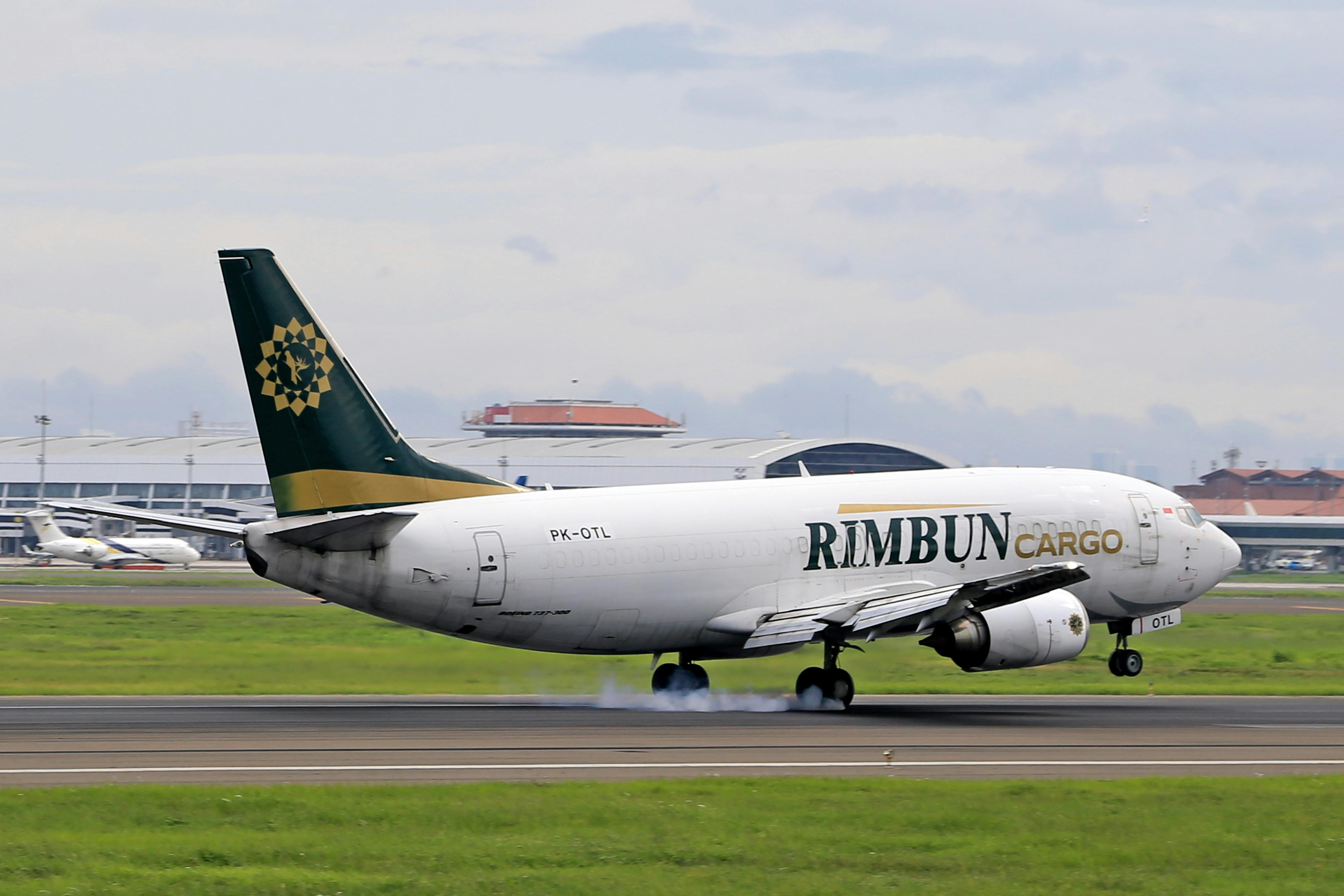 Rimbun Cargo Plane Lands · Free Stock Photo
