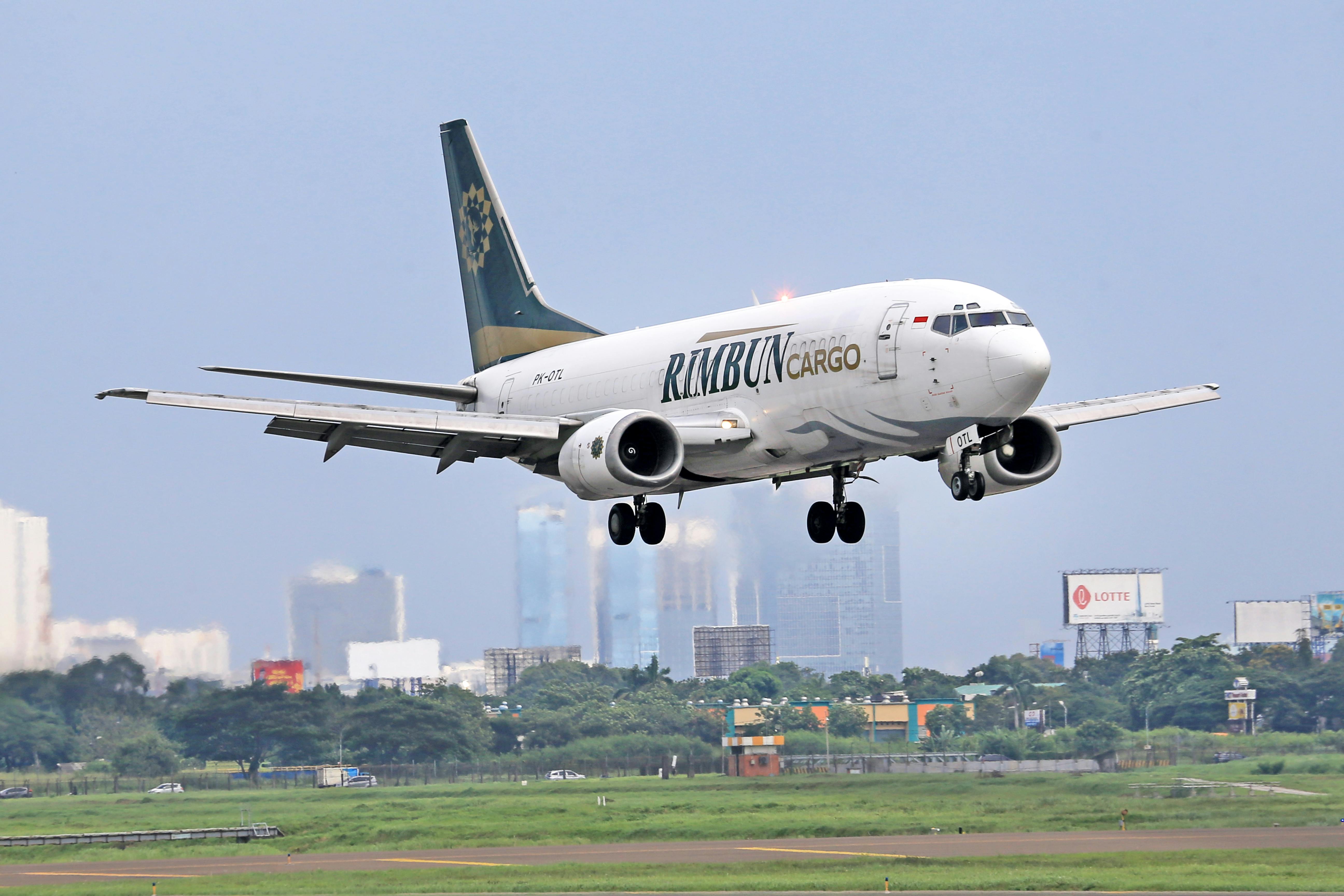 A large passenger jet taking off from an airport · Free Stock Photo