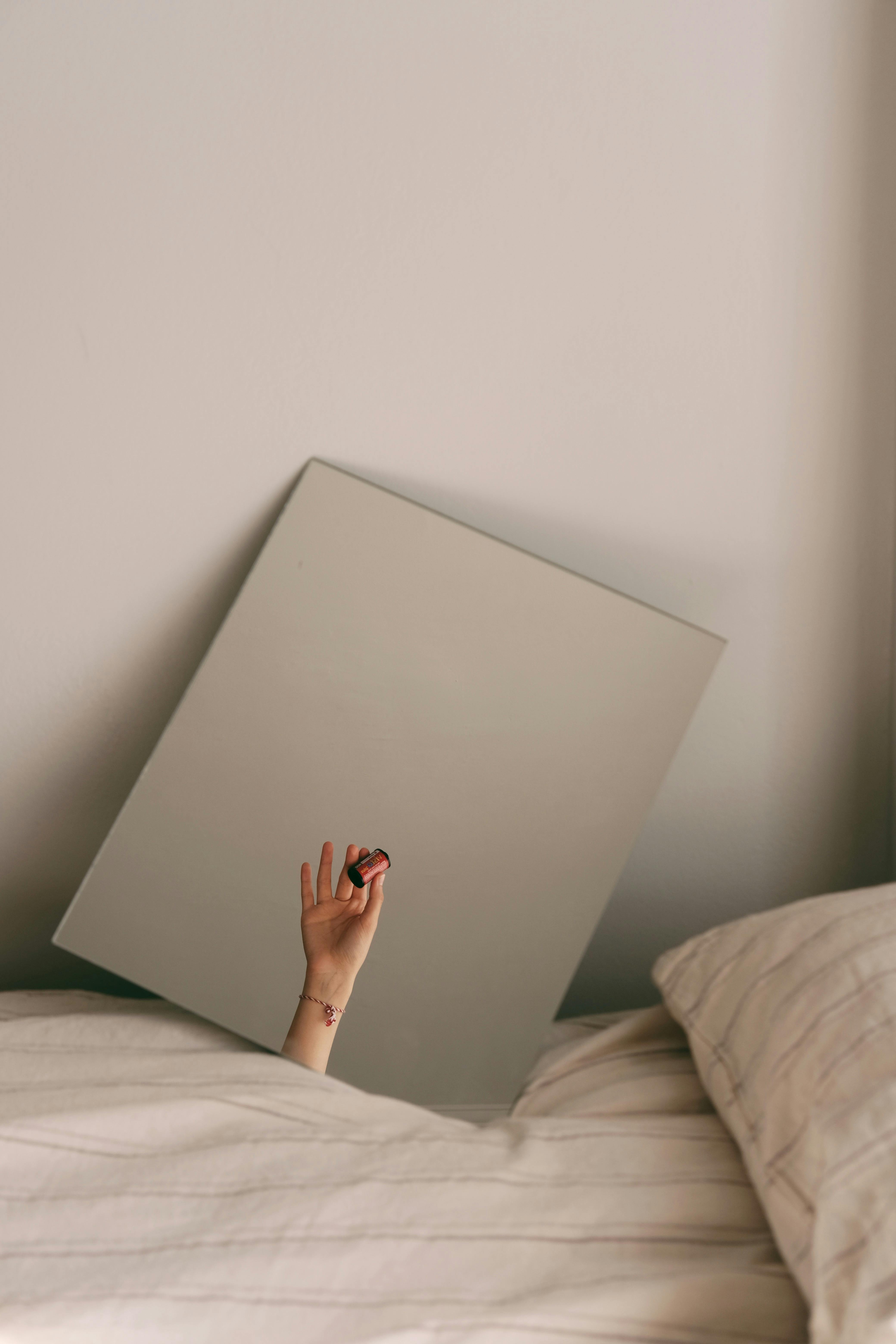 Hand Holding Item Photos, Download The BEST Free Hand Holding Item ...