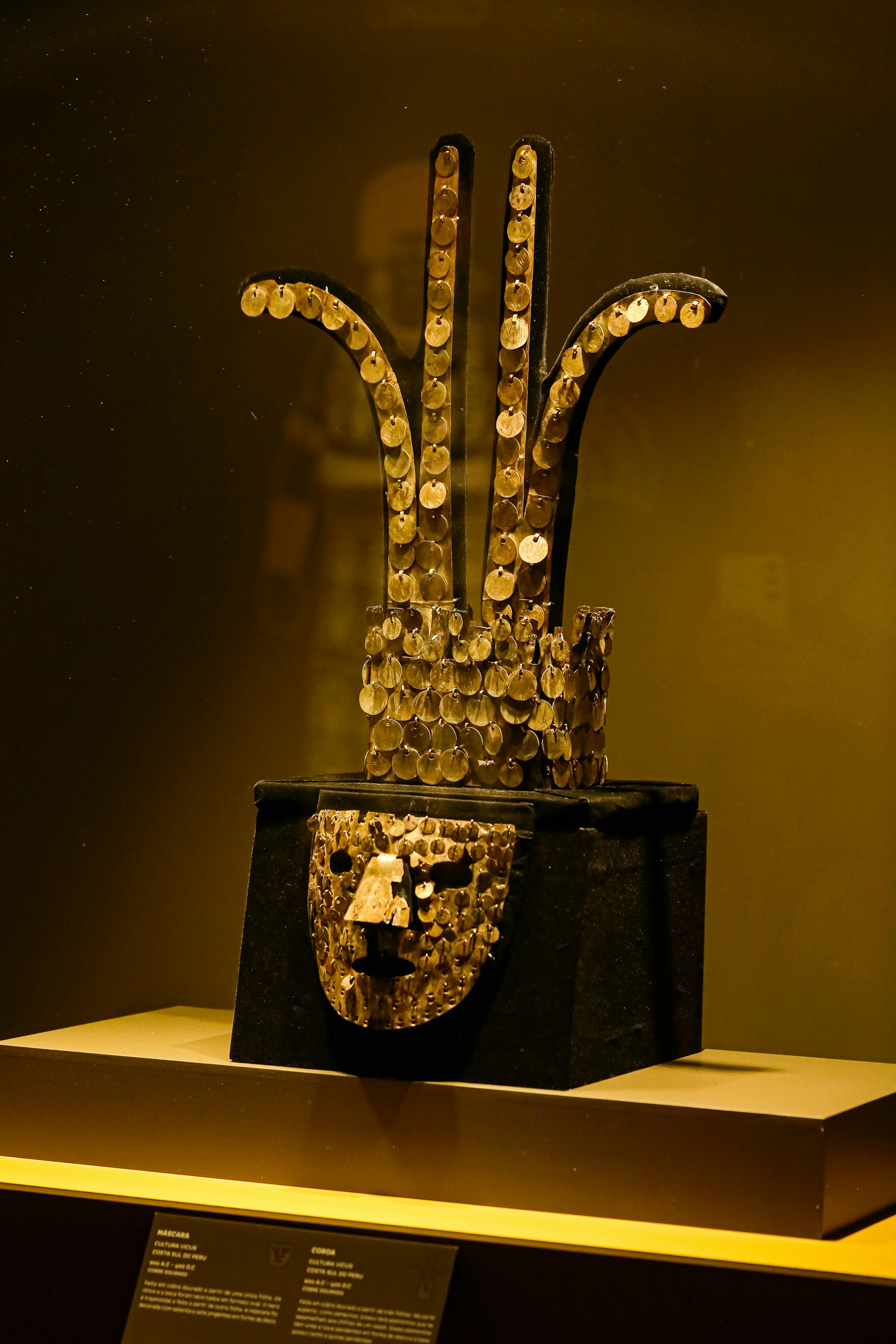 Golden Figurine in a Museum · Free Stock Photo