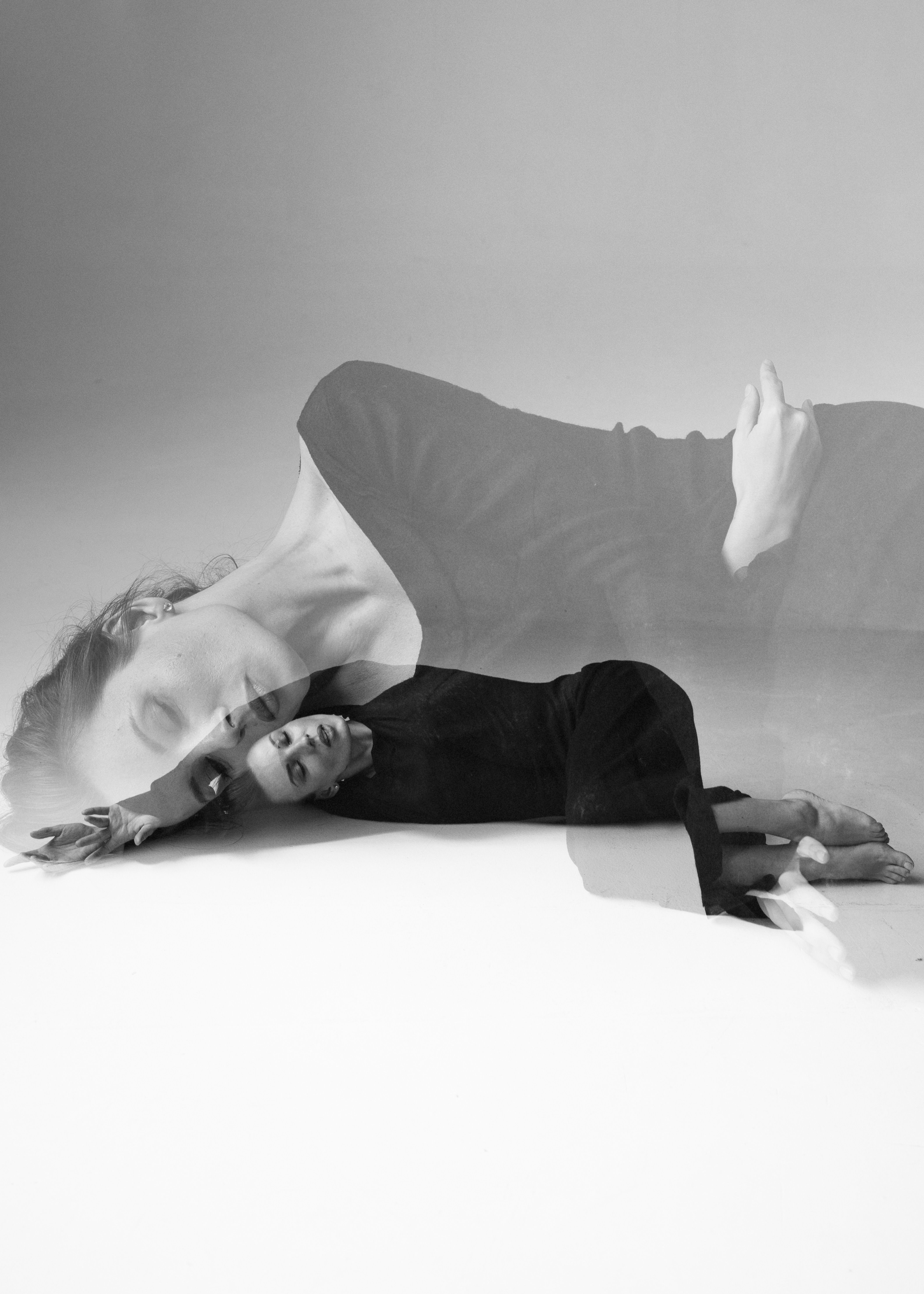 Woman in Dress Lying Down in Black and White · Free Stock Photo