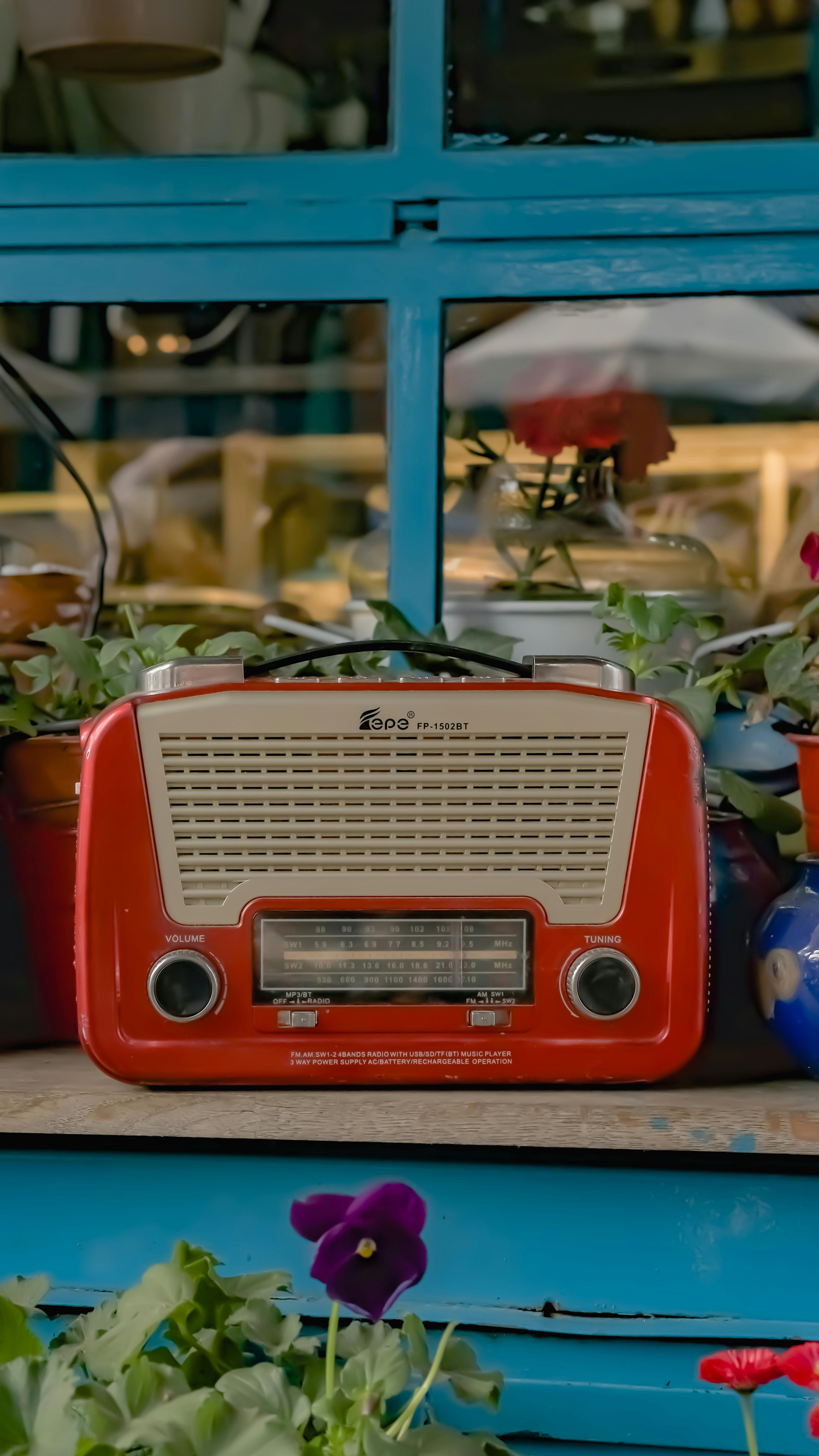 Vintage Radio on Table · Free Stock Photo