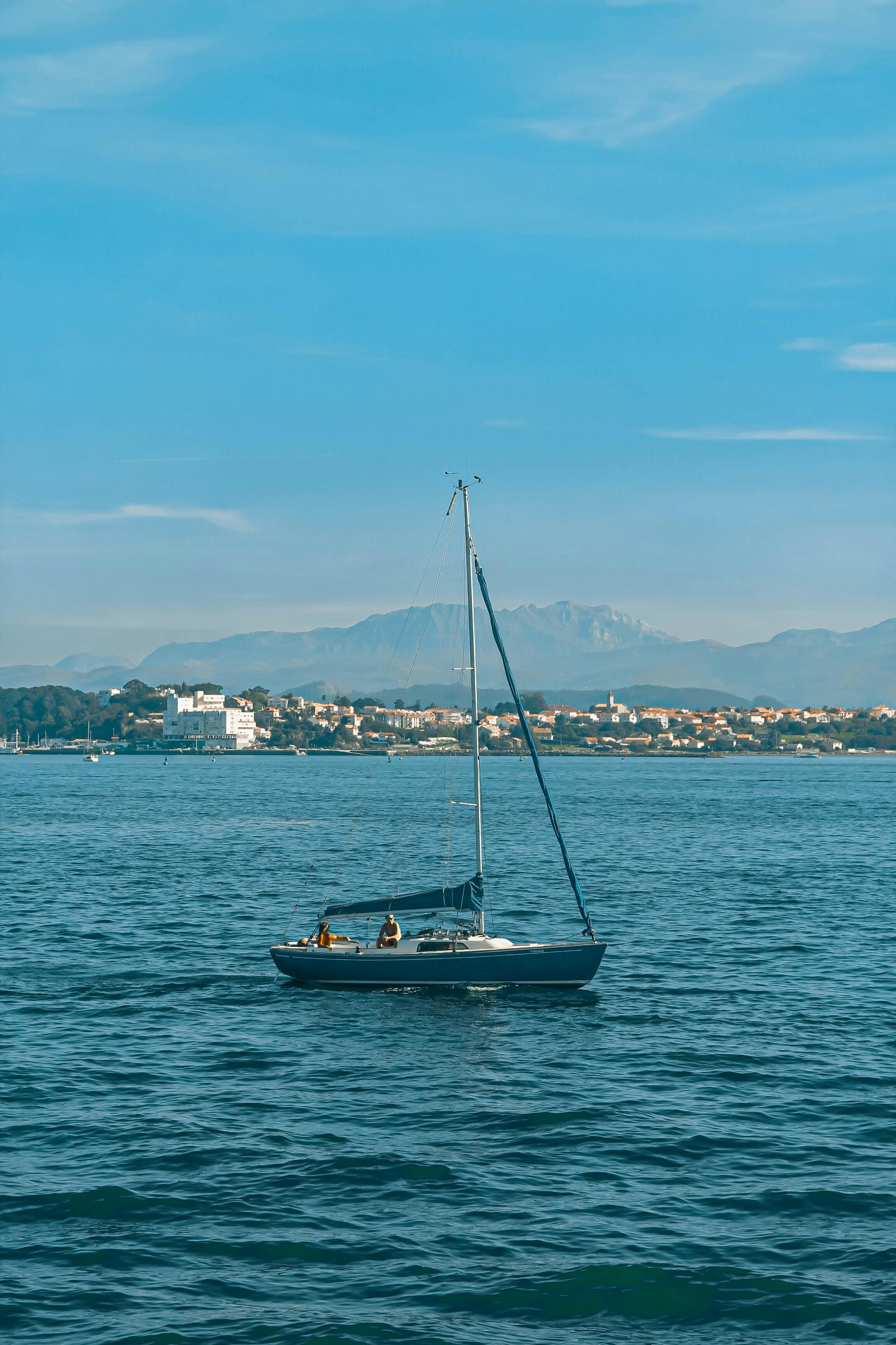Sailboat in Bay · Free Stock Photo