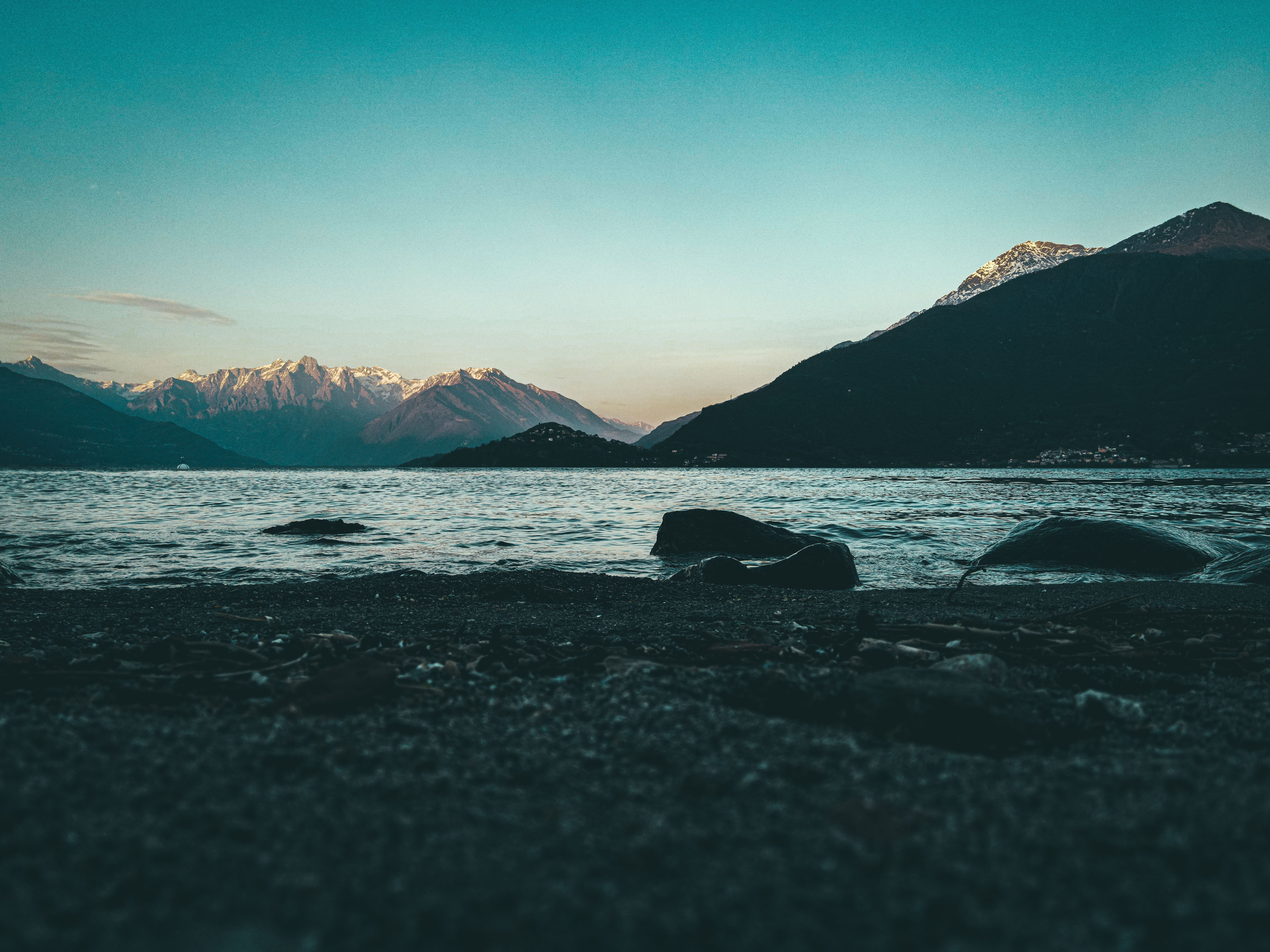 Clear Sky over Lakeshore in Mountains · Free Stock Photo
