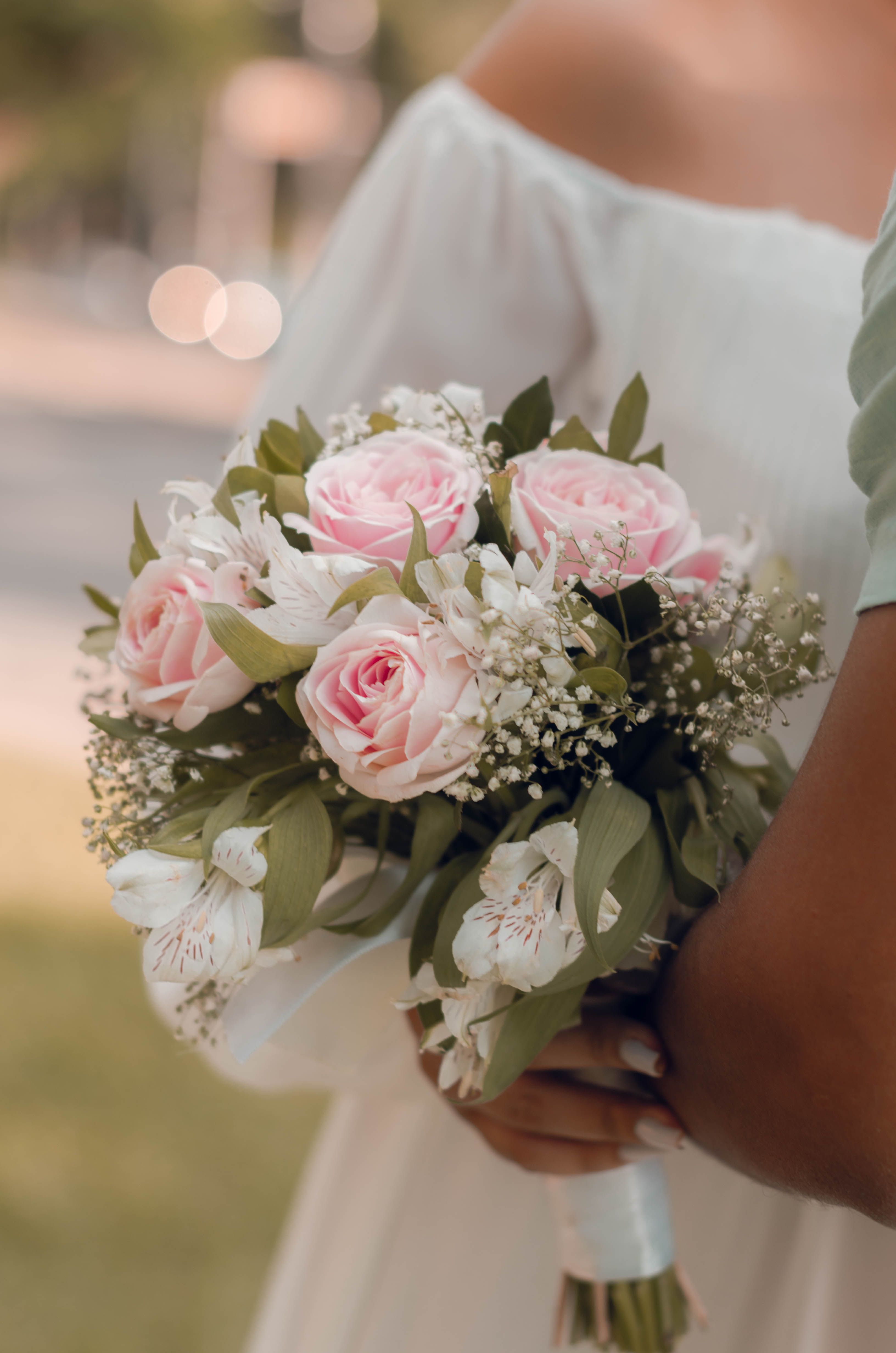 Bouquet of Pink Roses in Hand of Bride · Free Stock Photo