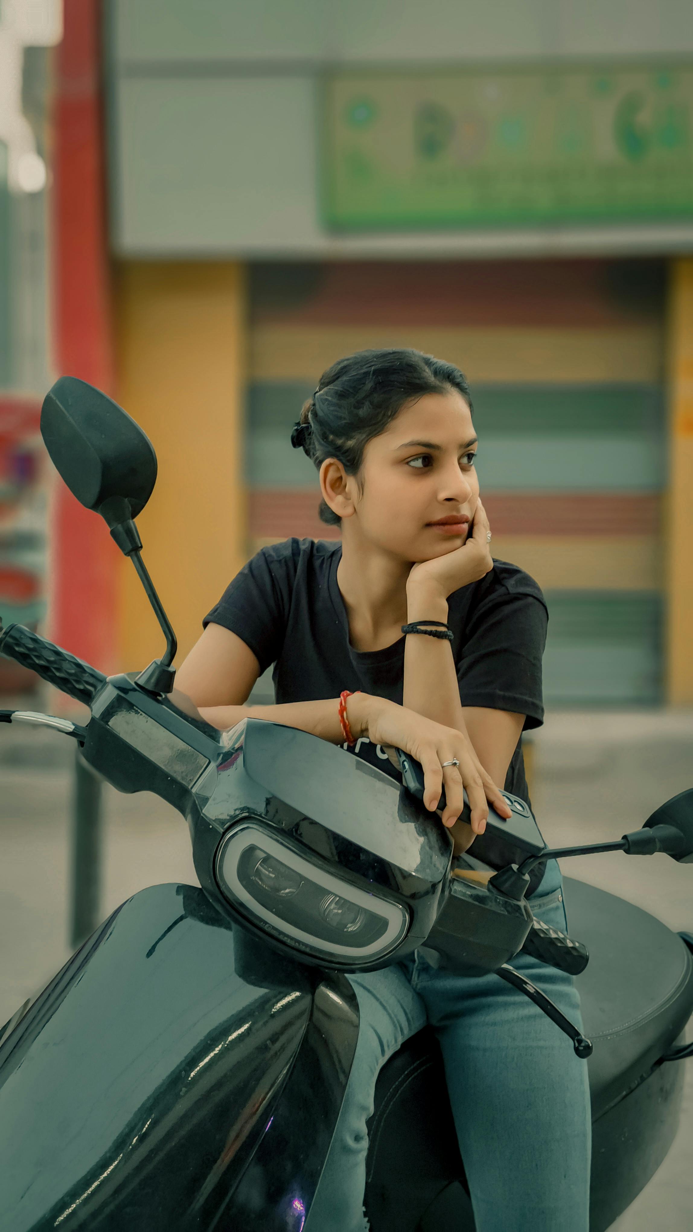 Foto de stock gratuita sobre automotor, chrome, maqueta, morena, moto, mujer, tiro vertical ...