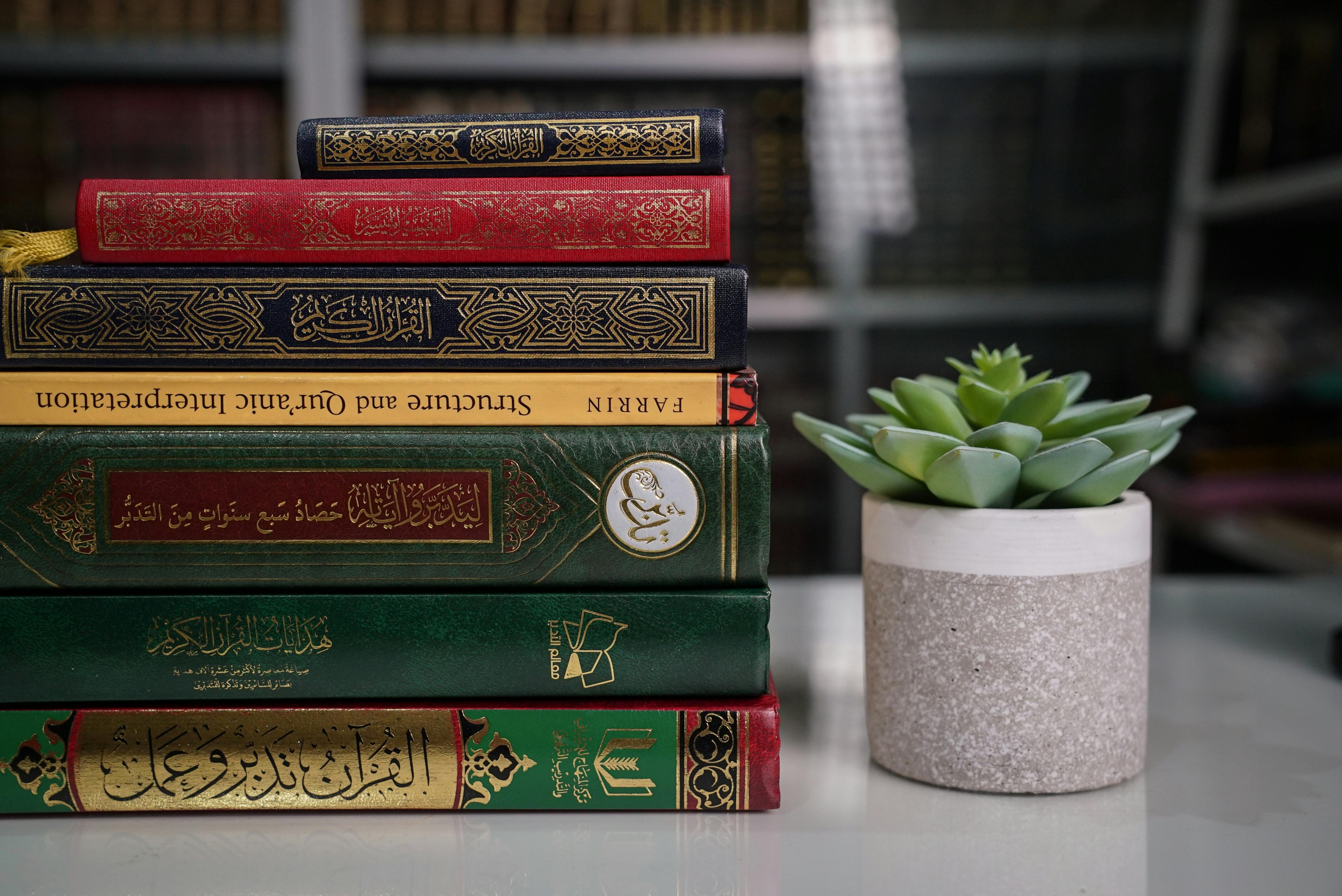 Arabic Book Shelf Background Photos, Download The BEST Free Arabic Book ...