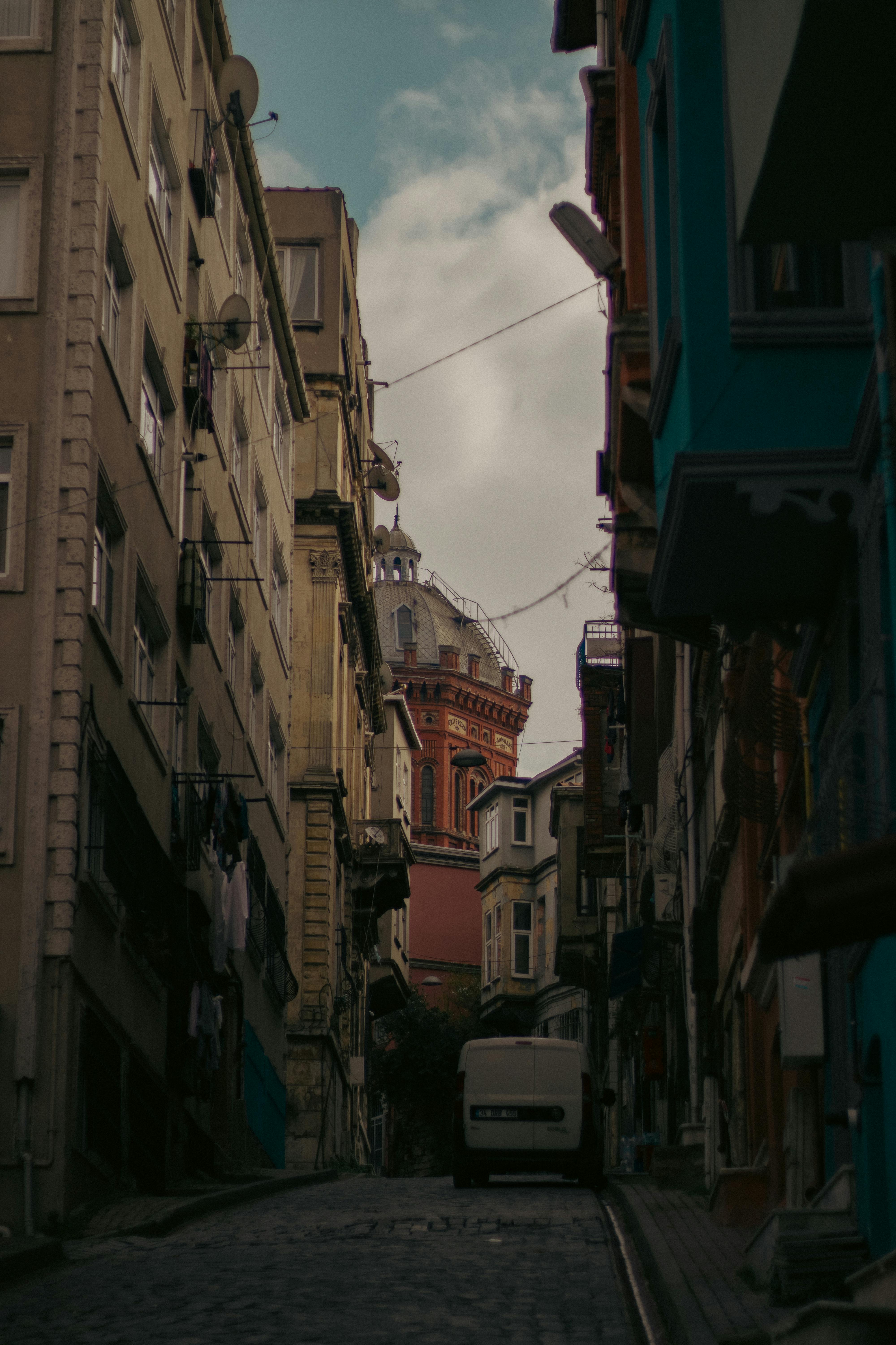 Narrow Alley in Istanbul · Free Stock Photo