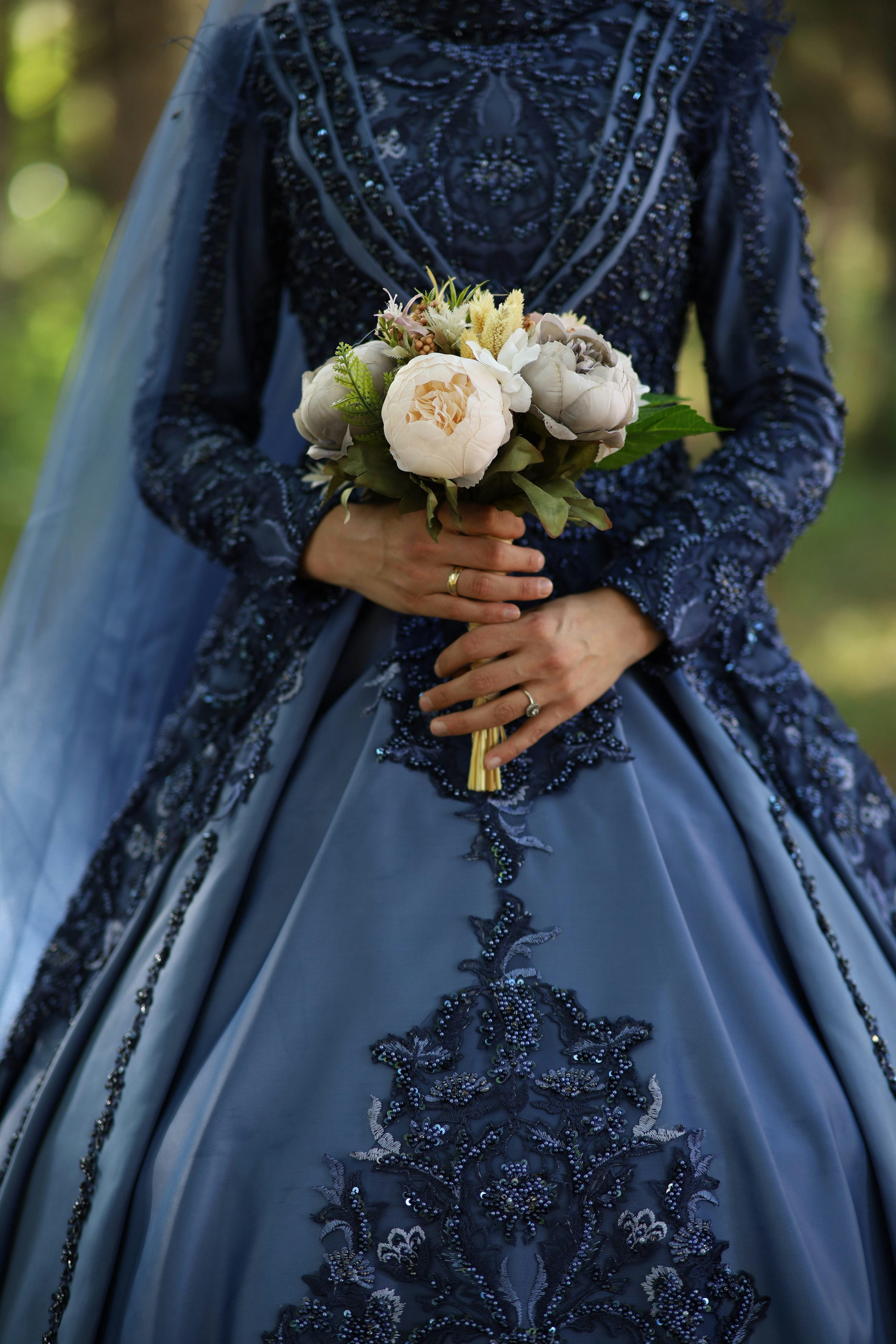 Traditional Turkish Pre Wedding Wedding Dress with Flower Bouquet ...
