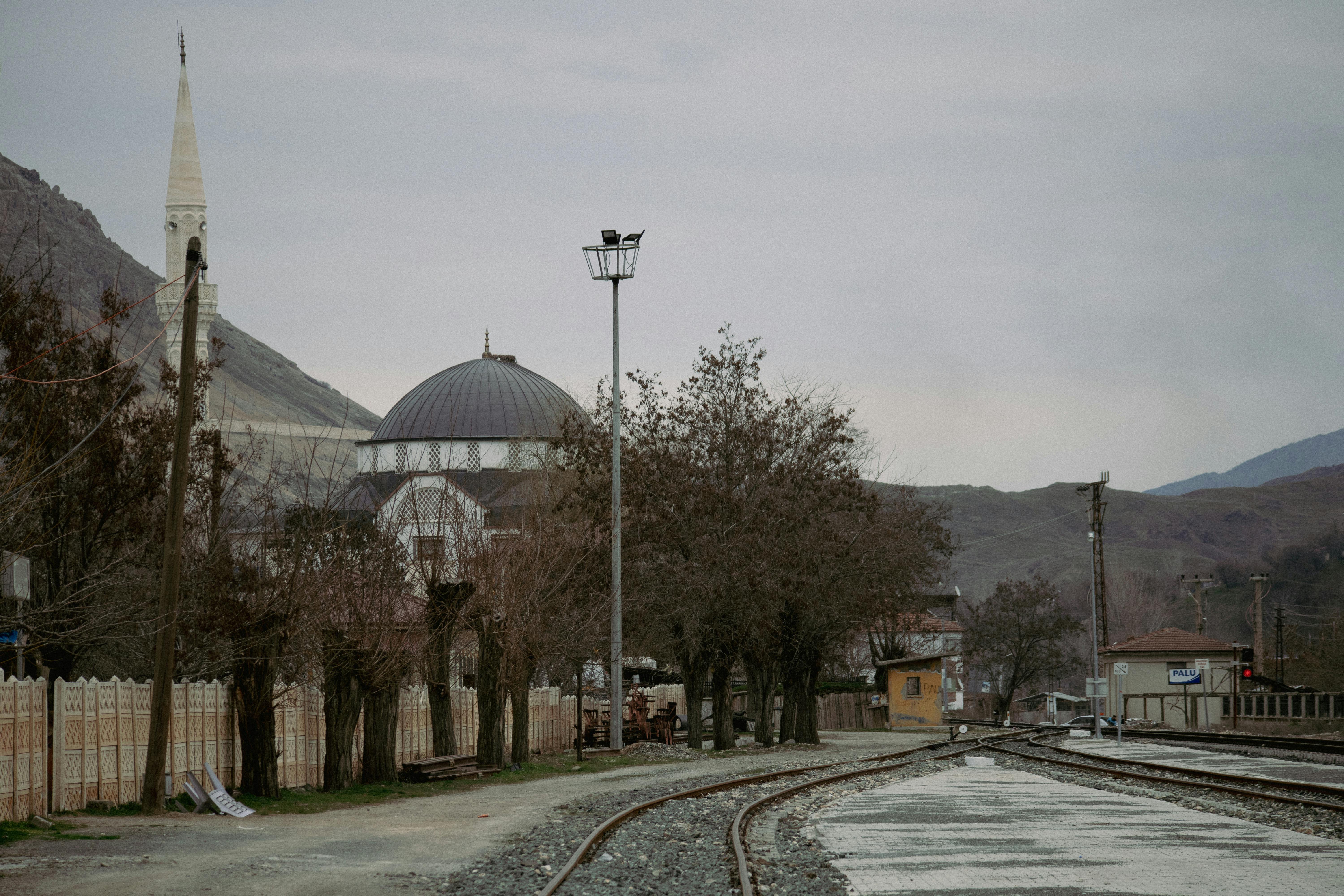 Mosque and a Minaret near Railway Tracks · Free Stock Photo