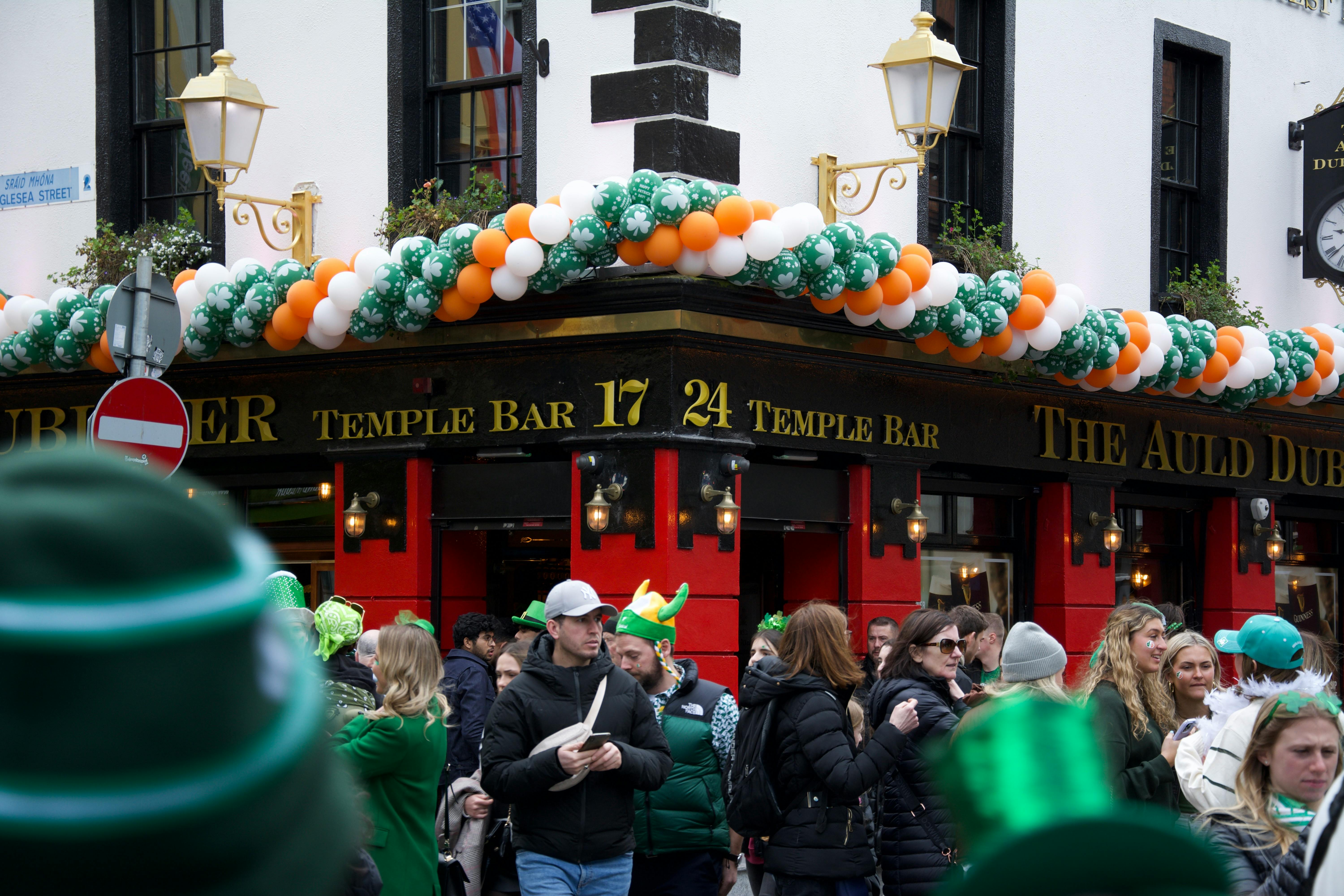Crowd around The Temple Bar in Dublin · Free Stock Photo