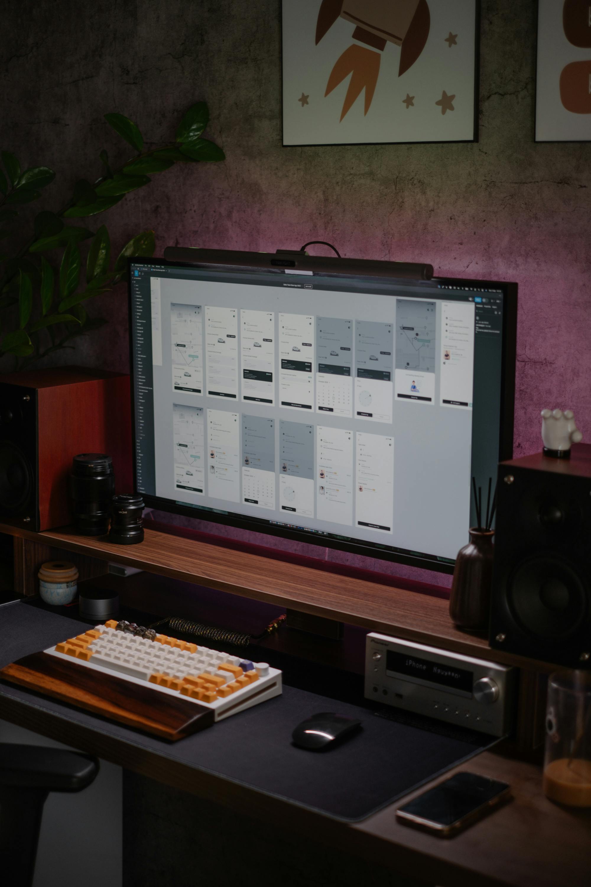 Monitor on Desk · Free Stock Photo