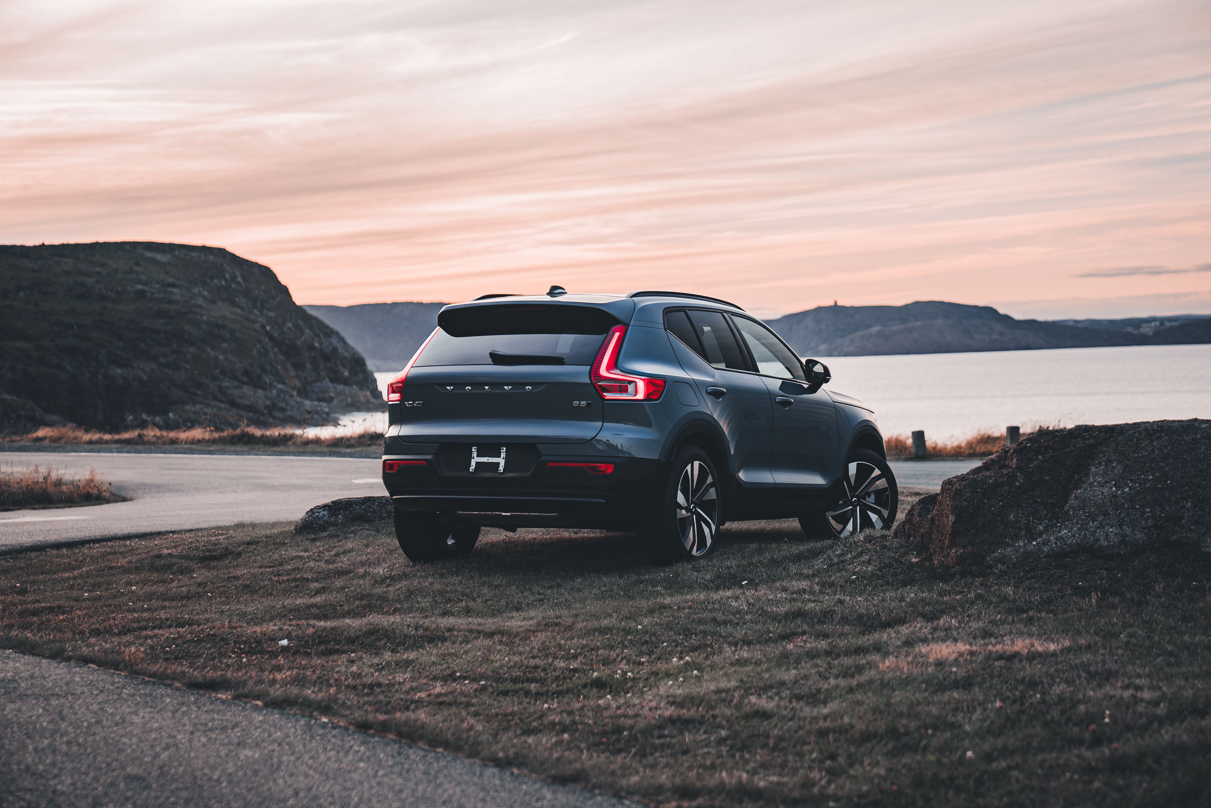 Volvo XC40 at Dawn · Free Stock Photo
