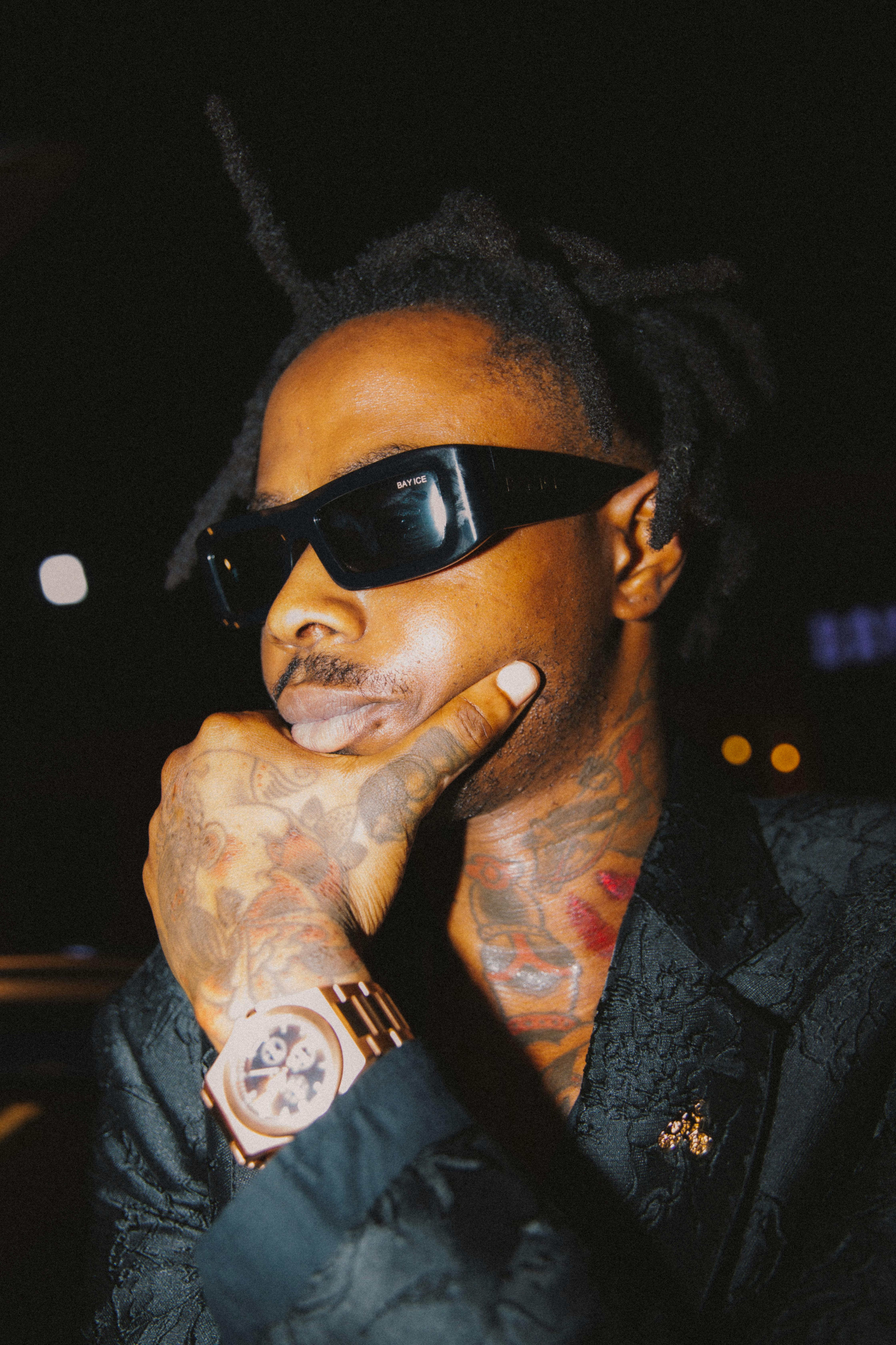 Foto profissional gratuita de agasalho, calças pretas, colete inflável ...