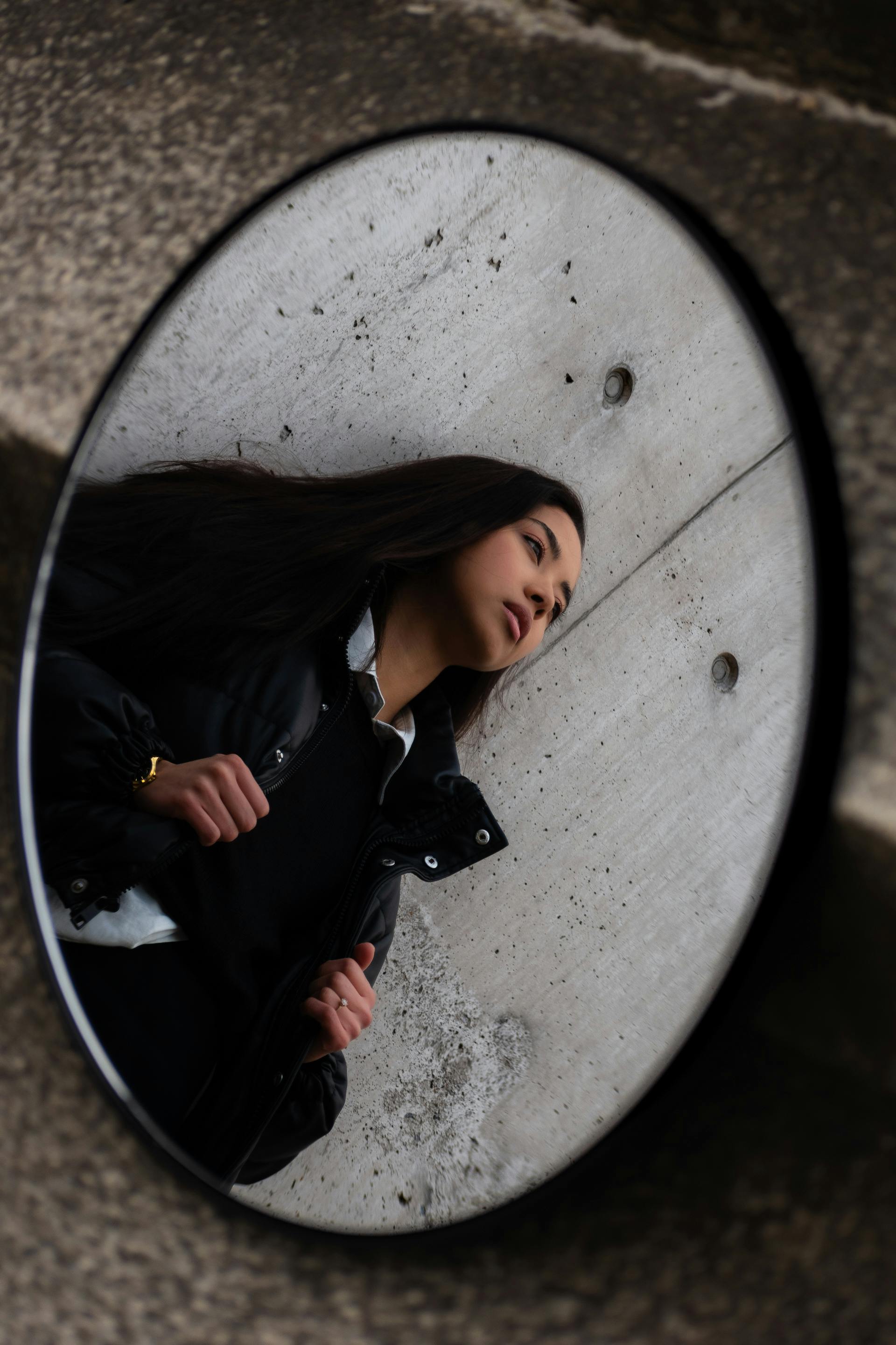 갈색 머리 거울 검은색 긴 둥근 립스틱 머리 반사 빨간 셀렉티브 포커스 소녀 수직 쐈어 스튜디오 촬영 실내 얼굴 여성 젊은 초상화 프로필