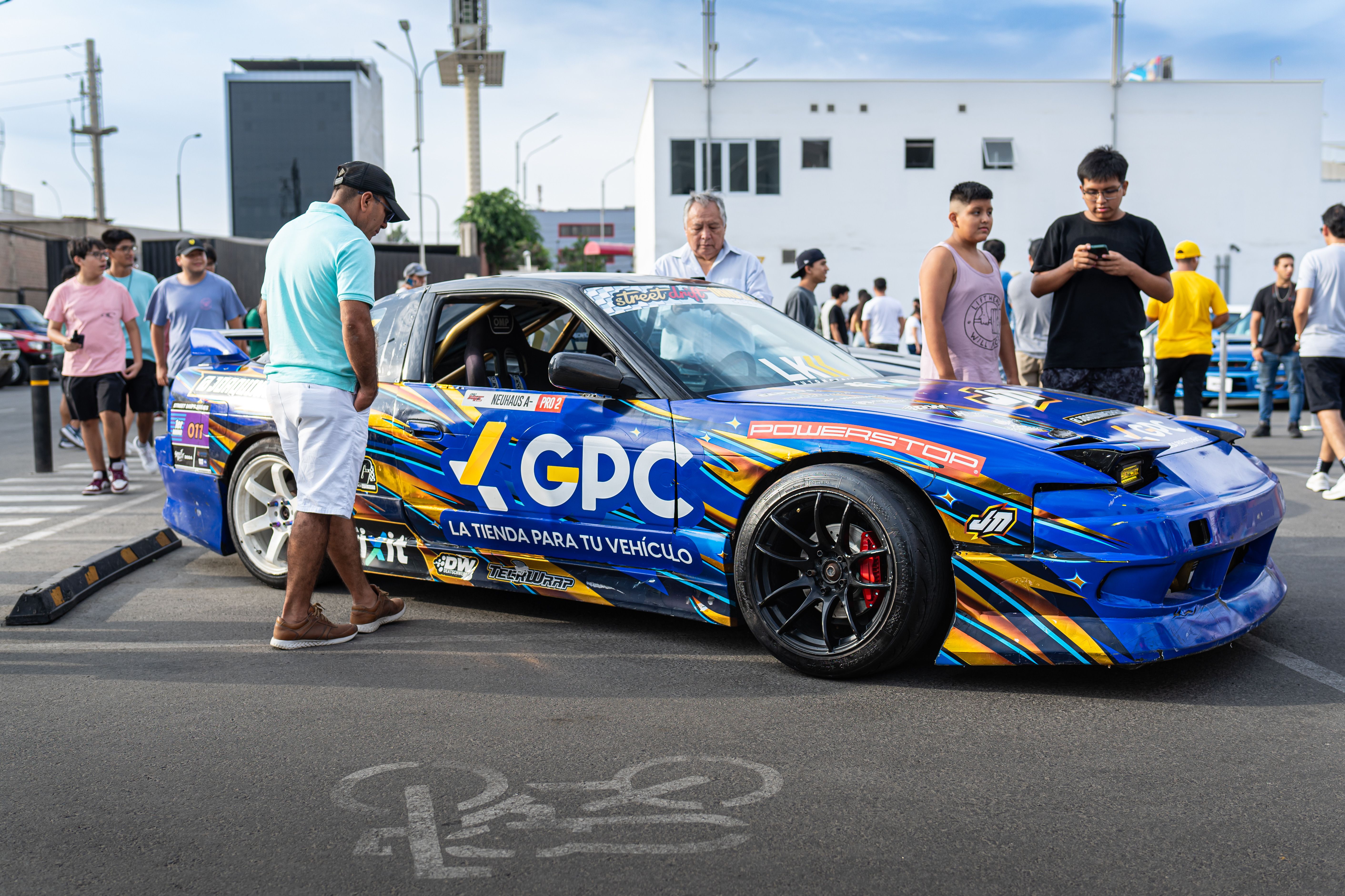 People Standing Around a Car · Free Stock Photo