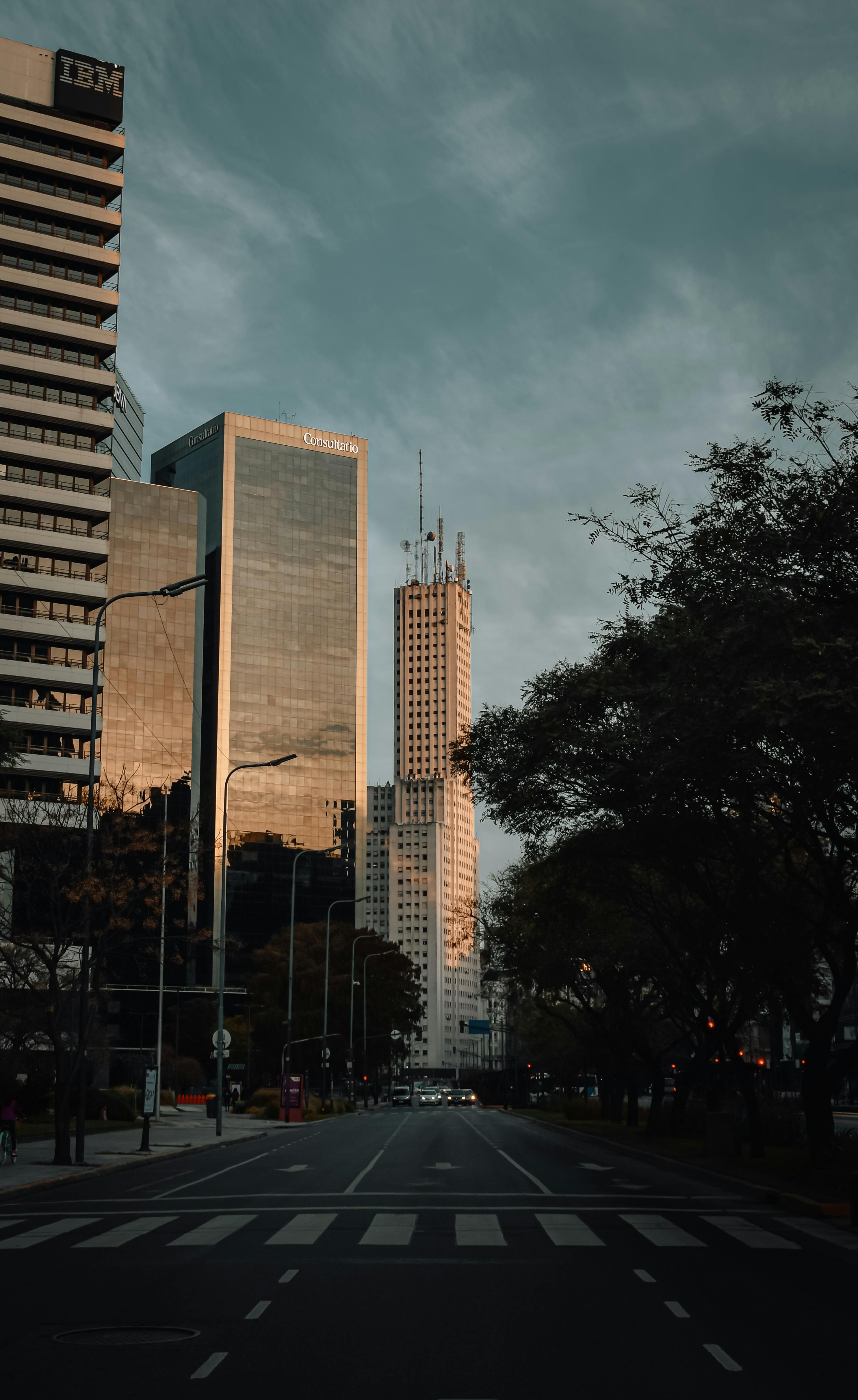Monumento Em Forma De X Em Luanda · Foto profissional gratuita