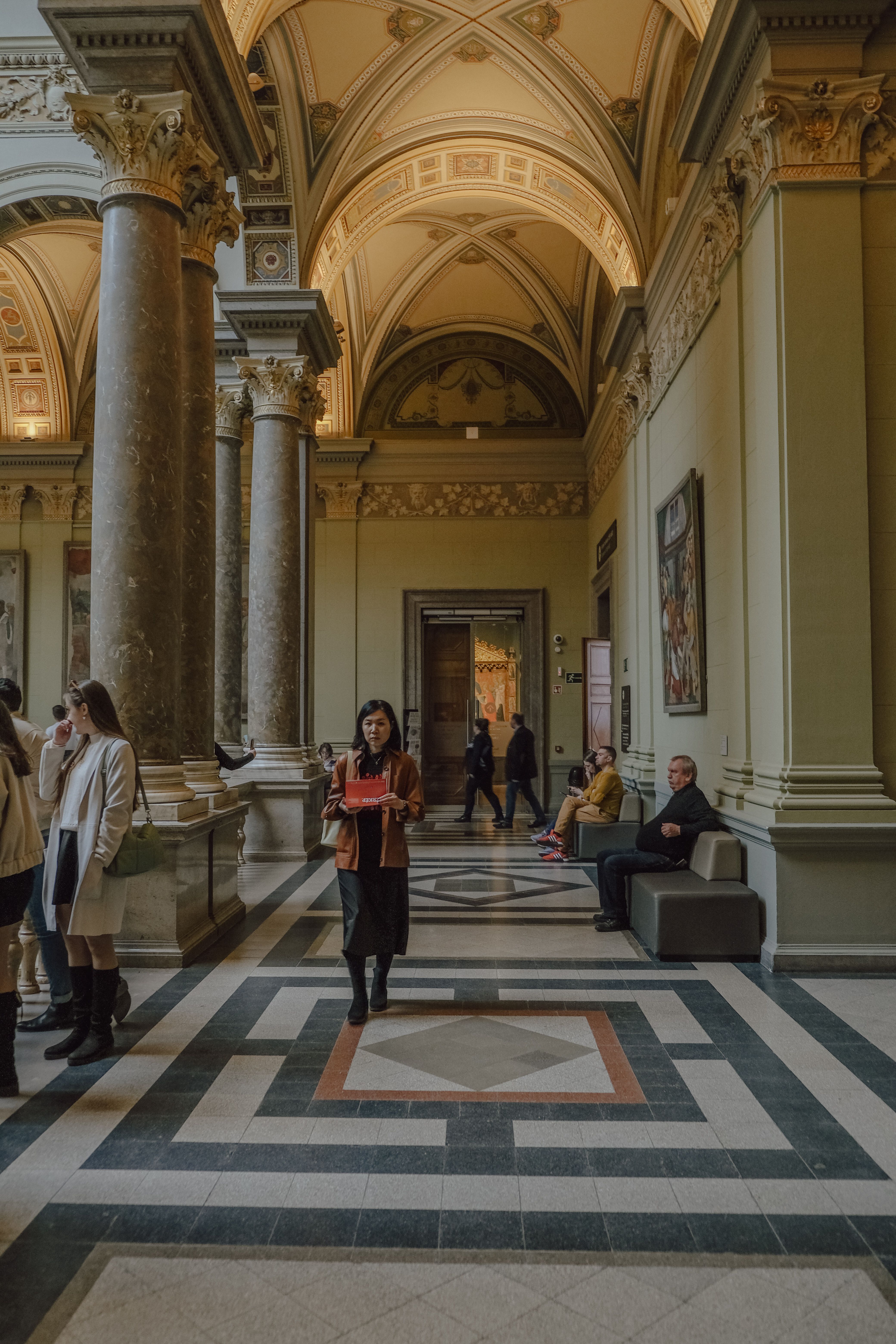 People at Museum · Free Stock Photo