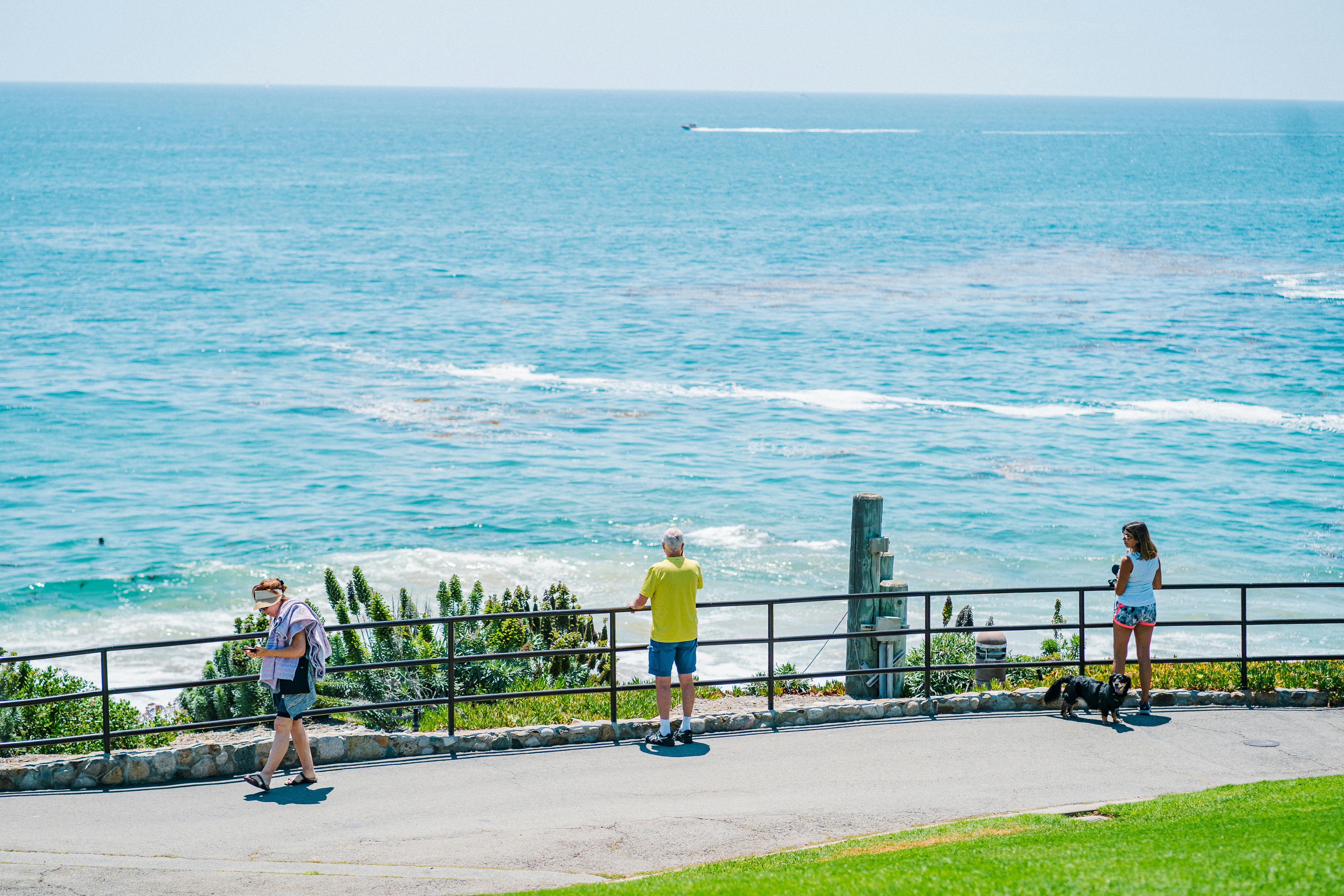 Pedestrians Standing on Promenade and Walking at Ocean · Free Stock Photo